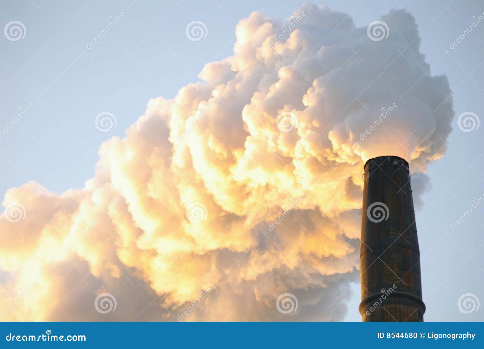 Pila De Humo Industrial Imagen. Imagen: 8544680