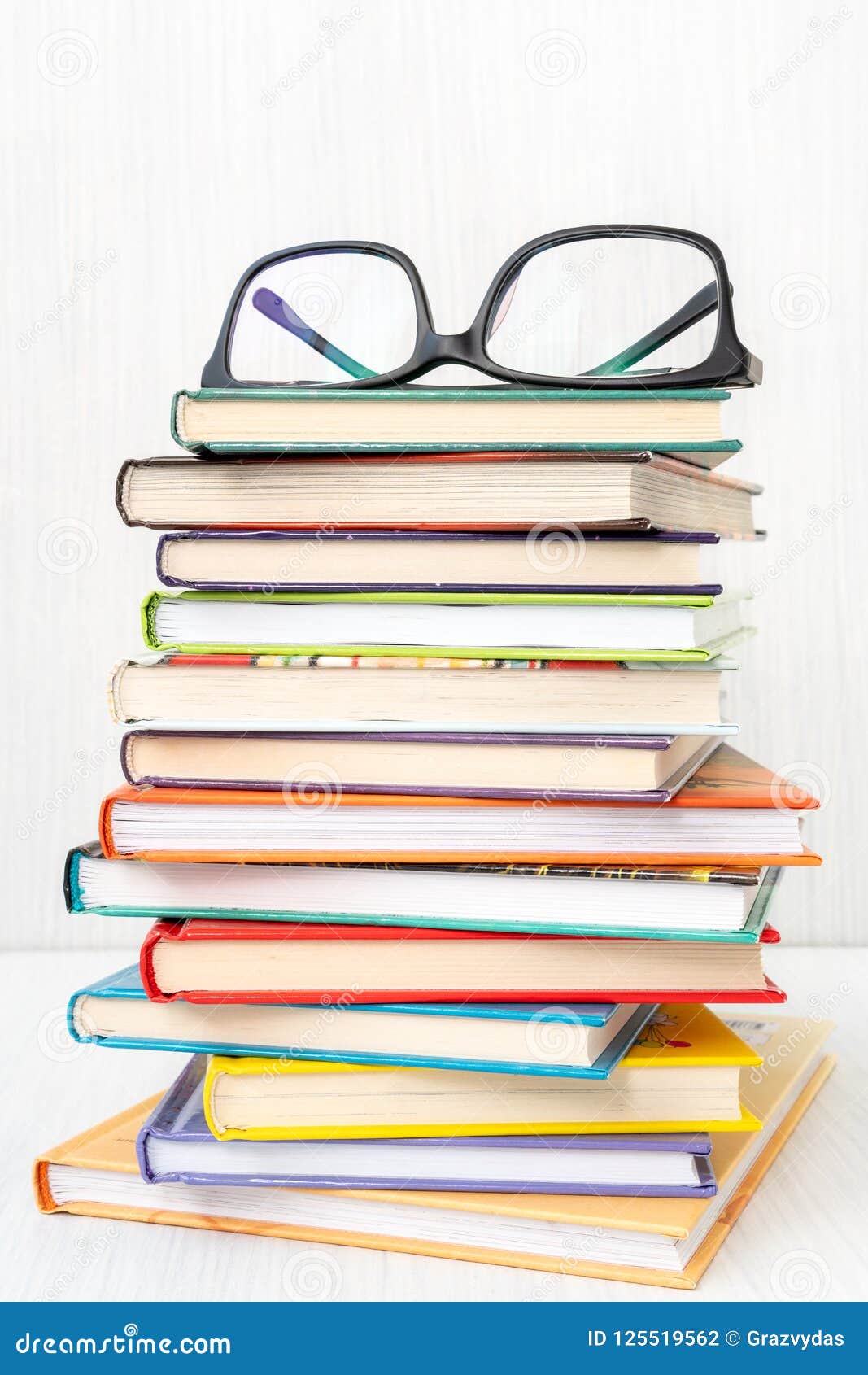 Pila De Libros Con Lentes En El Top Foto de archivo - Imagen de pila ...