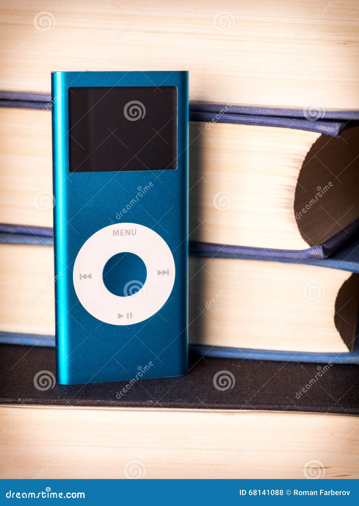 Pila De Libros Con Reproductor Mp3 Foto de archivo - Imagen de escuche ...