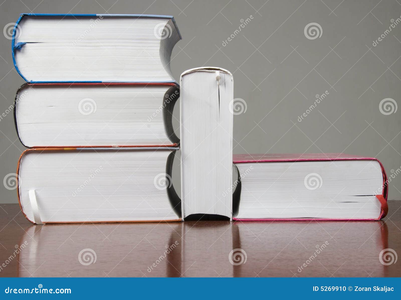 Pila de libros grandes foto de archivo. Imagen de pila - 5269910