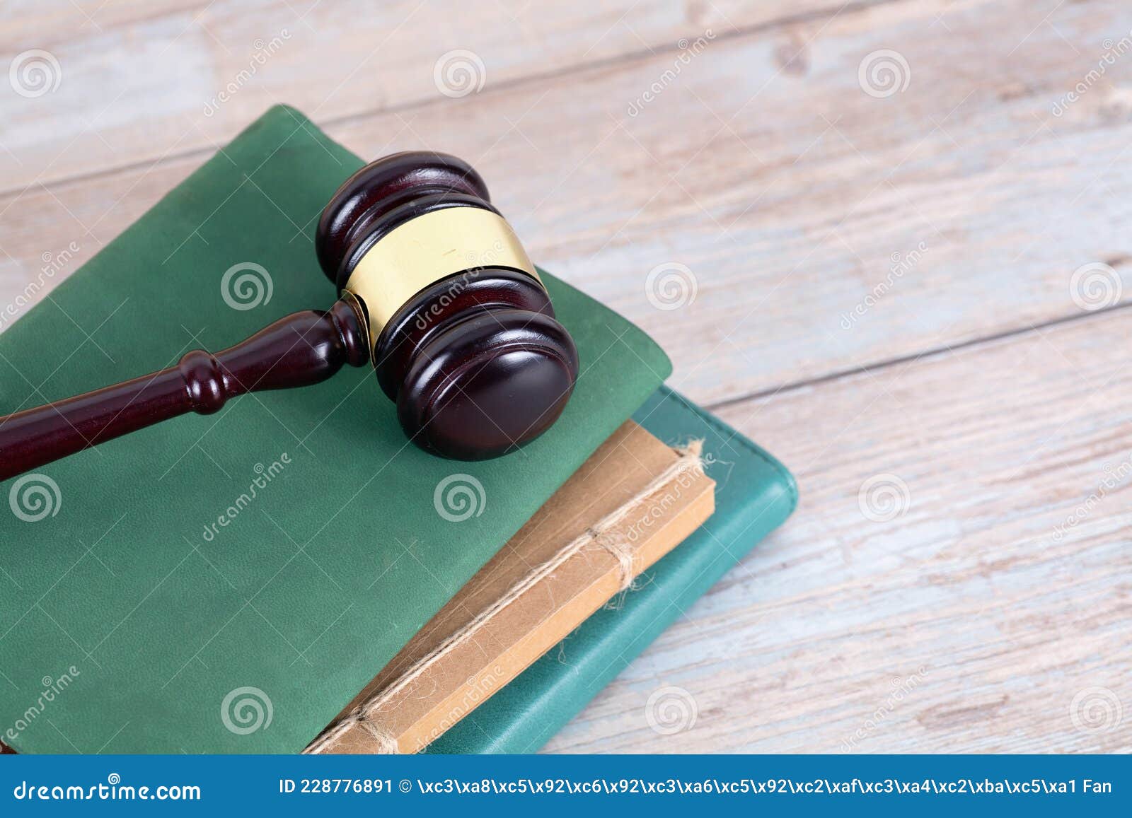 Pila De Libros Y Martillo En La Parte Superior Imagen de archivo ...