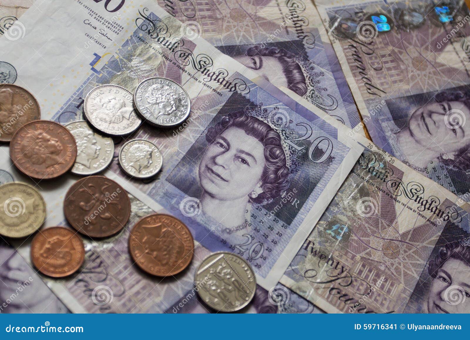 Pila De Monedas De Libra En Veinte Notas De La Libra Foto editorial ...
