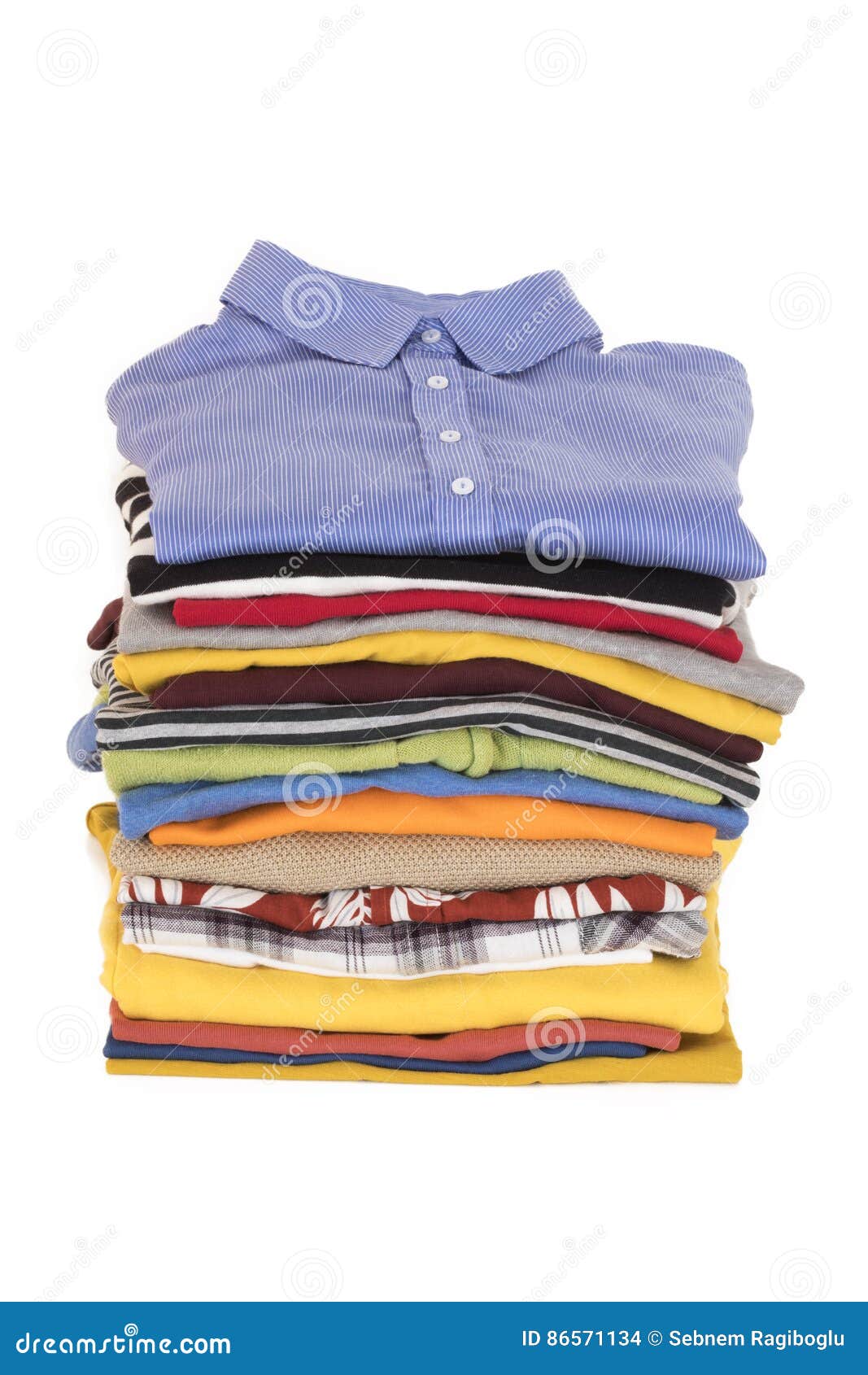 Pila De Ropa Aislada En El Fondo Blanco Foto de archivo - Imagen de ...