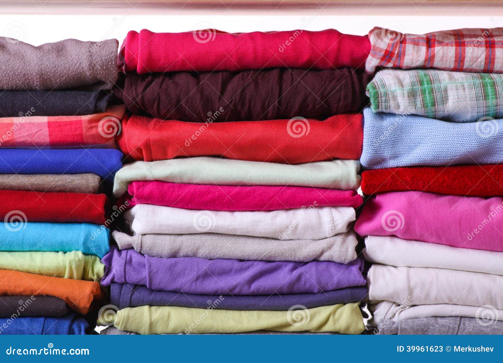 Pila de ropa colorida imagen de archivo. Imagen de planchado - 39961623