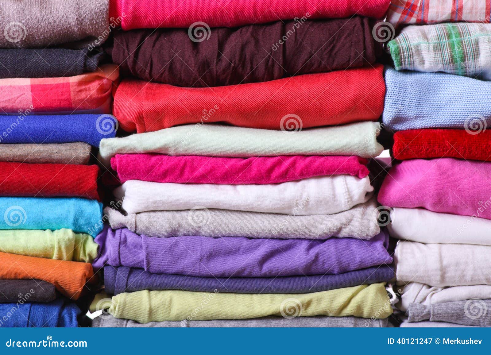 Pila de ropa colorida imagen de archivo. Imagen de modelo - 40121247