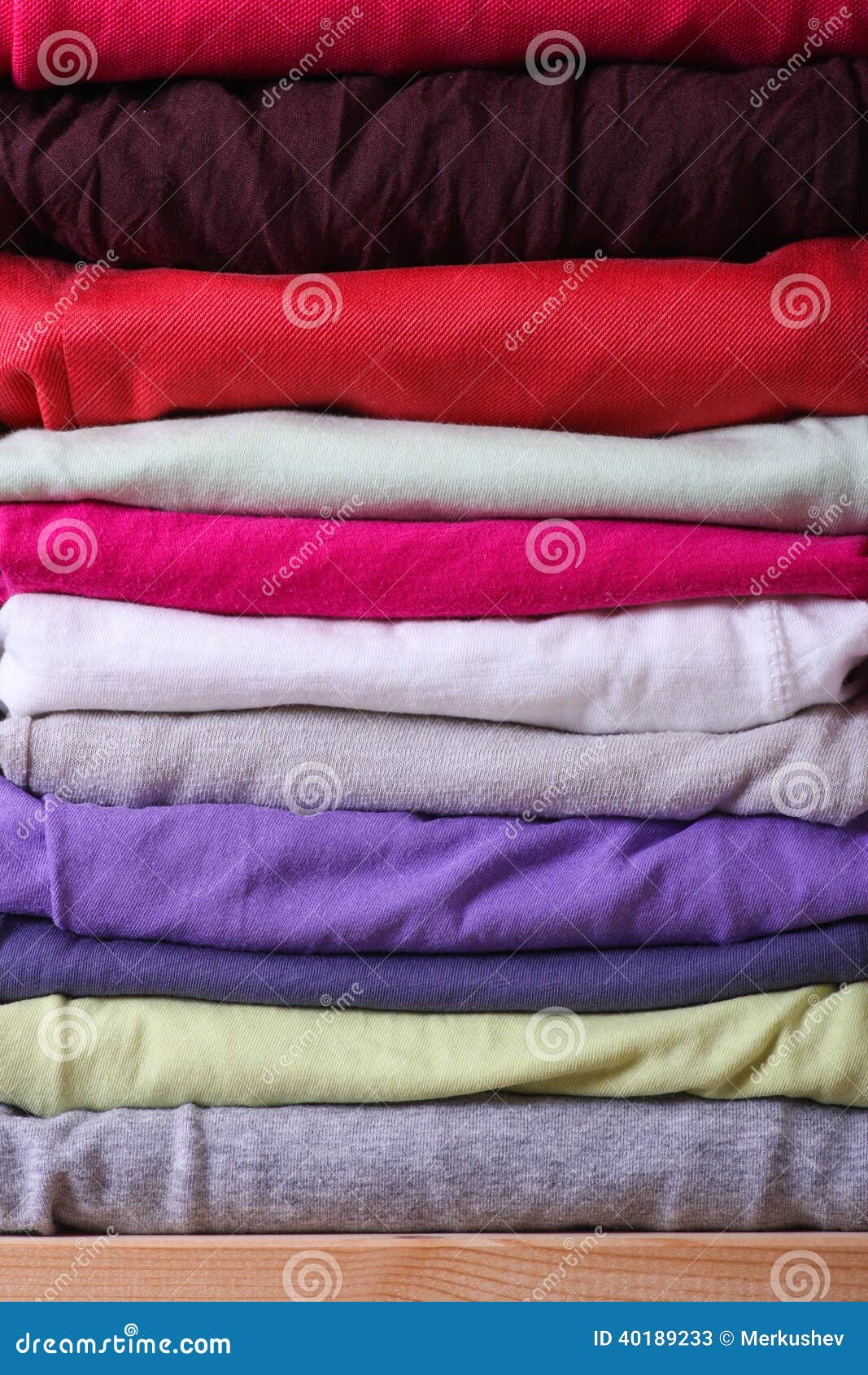 Pila de ropa colorida imagen de archivo. Imagen de fondo - 40189233