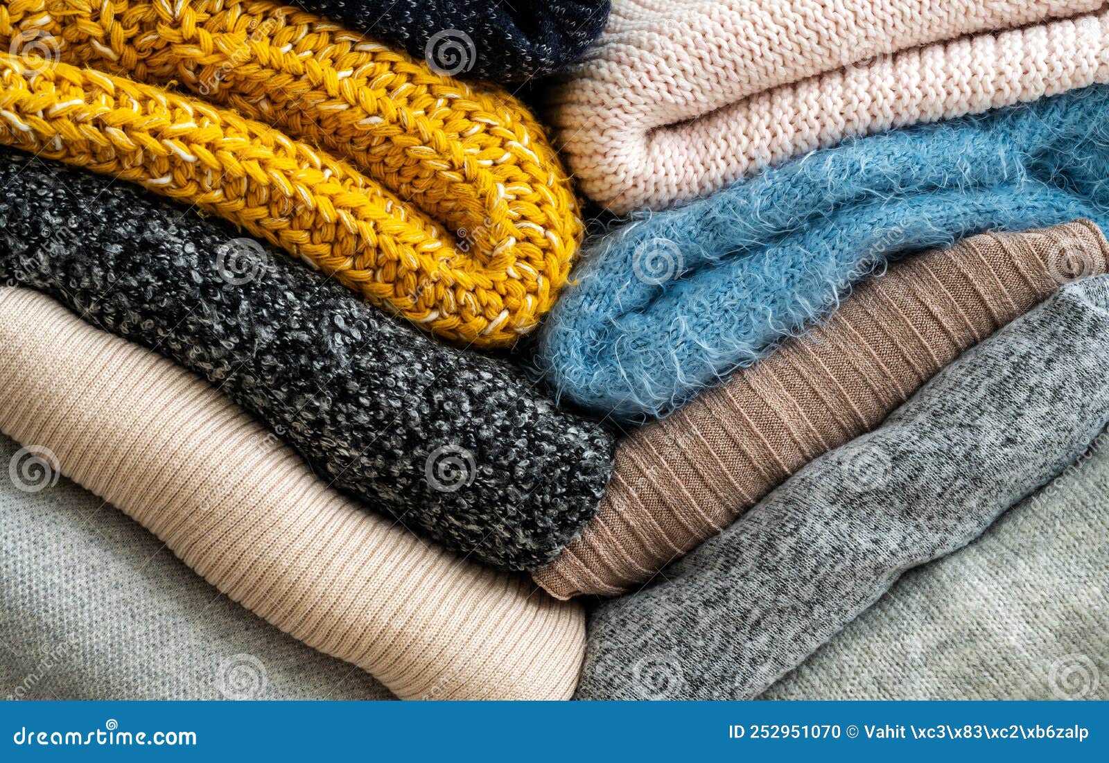 Pila De Ropa Con Diferentes Colores Y Materiales Foto de archivo ...