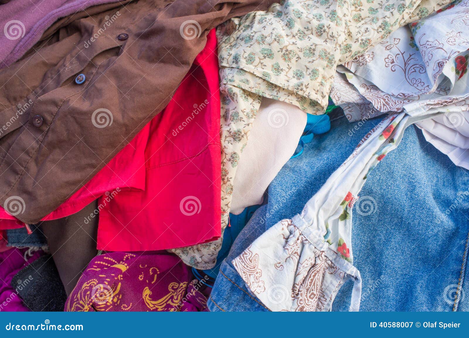 Pila De Ropa De La Segunda Mano Imagen de archivo - Imagen de venta ...