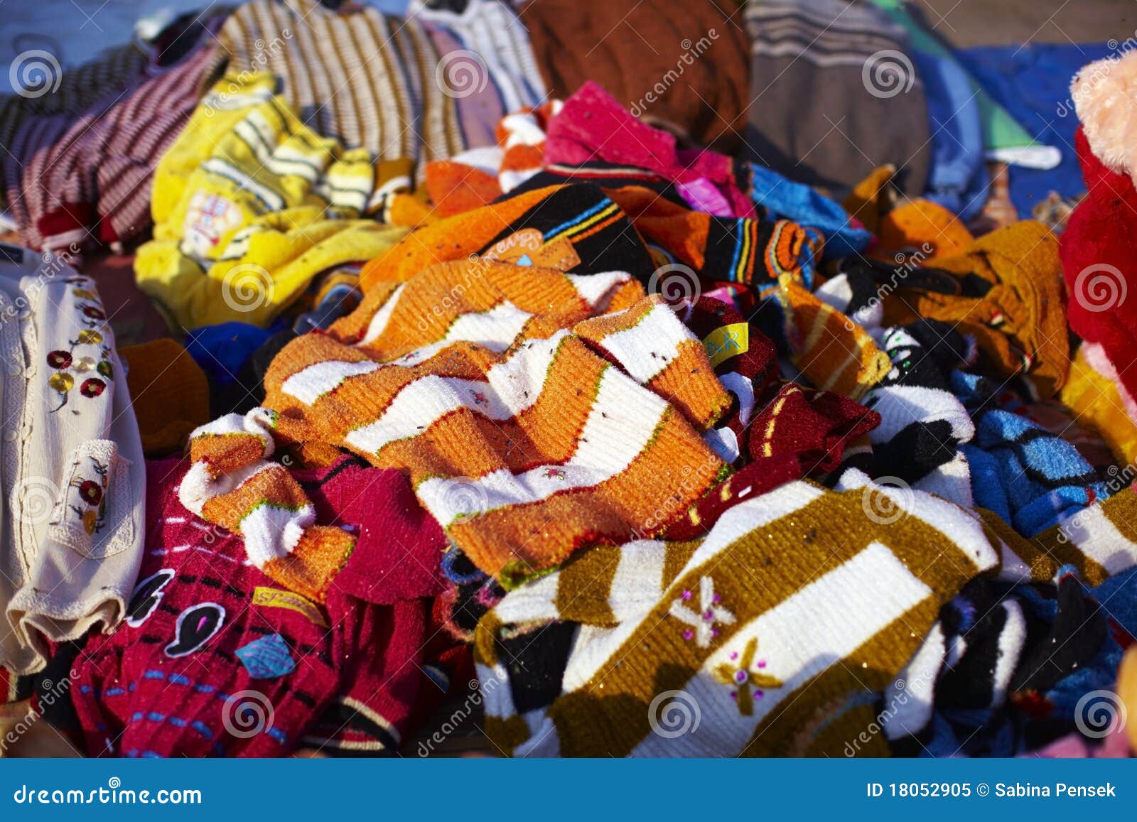 Pila De Ropa En El Mercado De Pulgas Imagen de archivo - Imagen de ropa ...