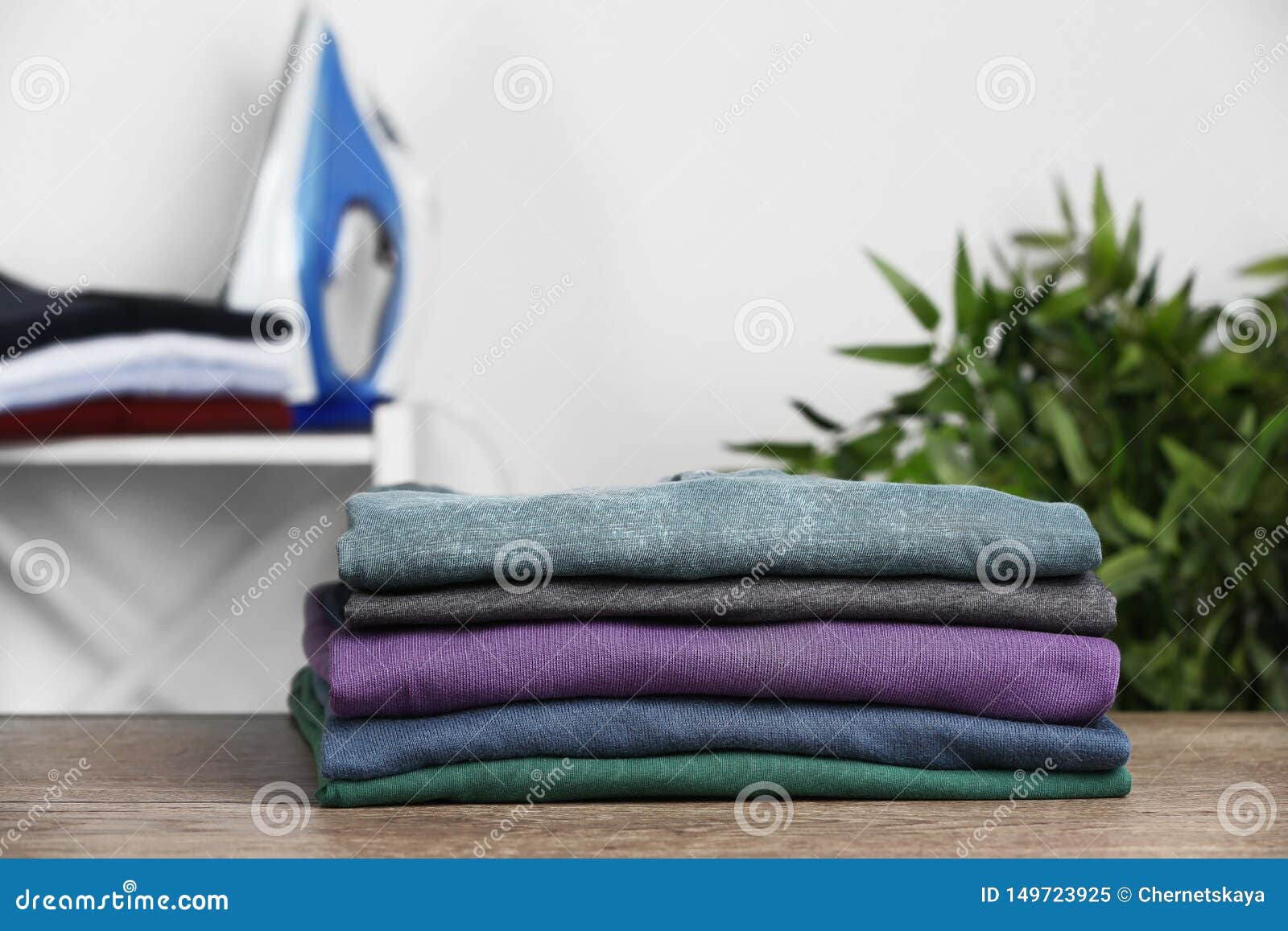 Pila De Ropa Planchada En La Tabla En Sitio Imagen de archivo - Imagen ...