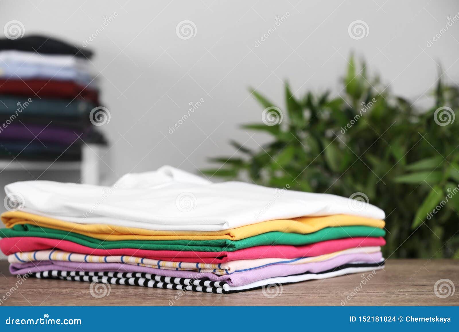 Pila De Ropa Planchada En La Tabla En Sitio Foto de archivo - Imagen de ...