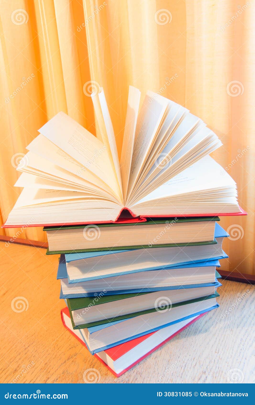 Pila di libri immagine stock. Immagine di carta, rilegato - 30831085