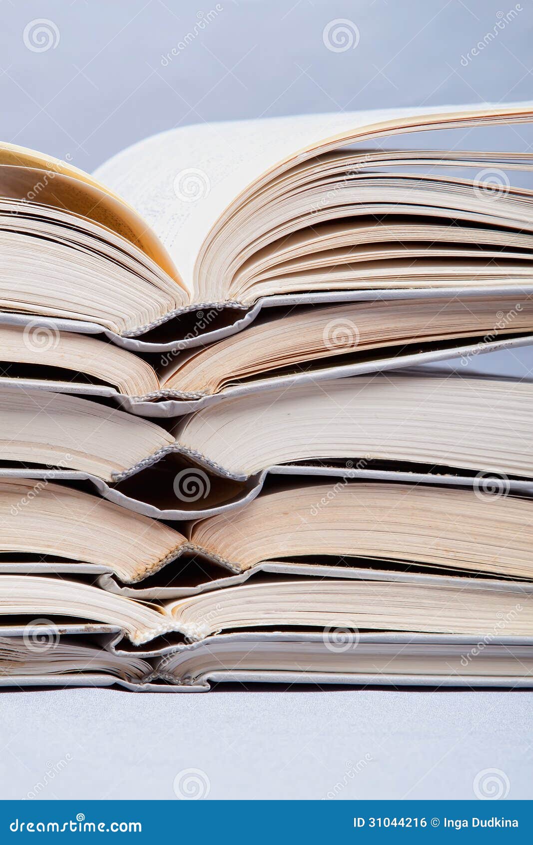 Pila di libri aperti fotografia stock. Immagine di studio - 31044216