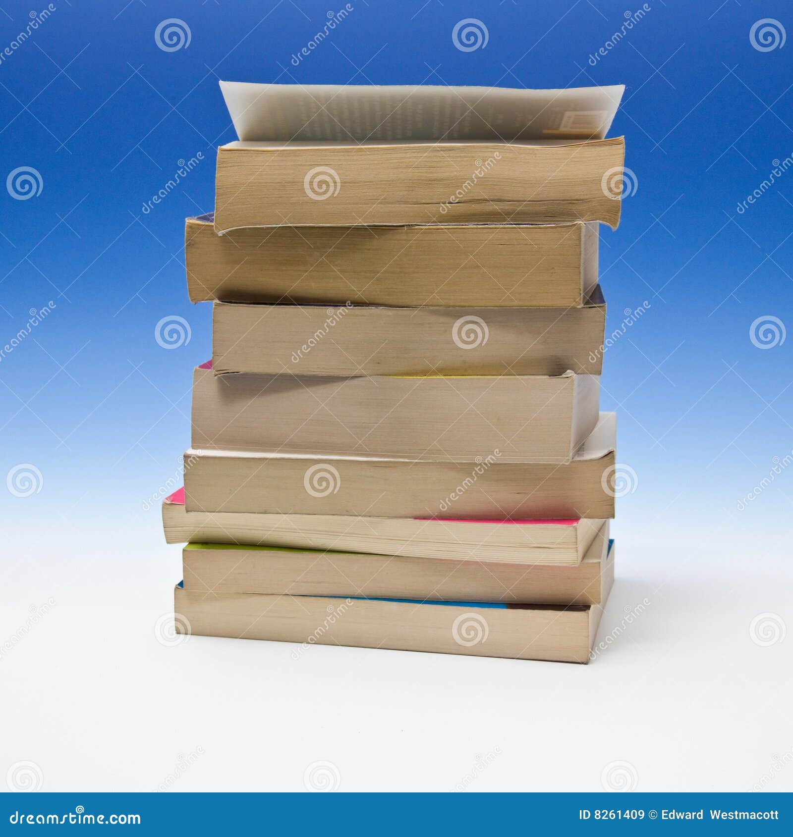 Pila Di Libri Di Libro in Brossura Immagine Stock - Immagine di ...