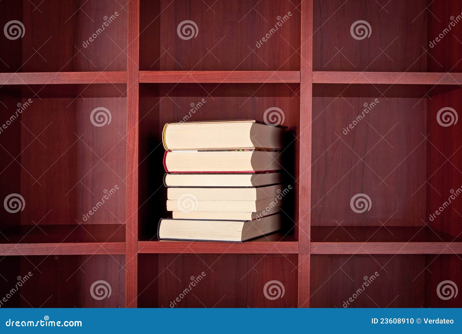 Pila Di Libri Su Uno Scaffale Per Libri Fotografia Stock - Immagine di ...