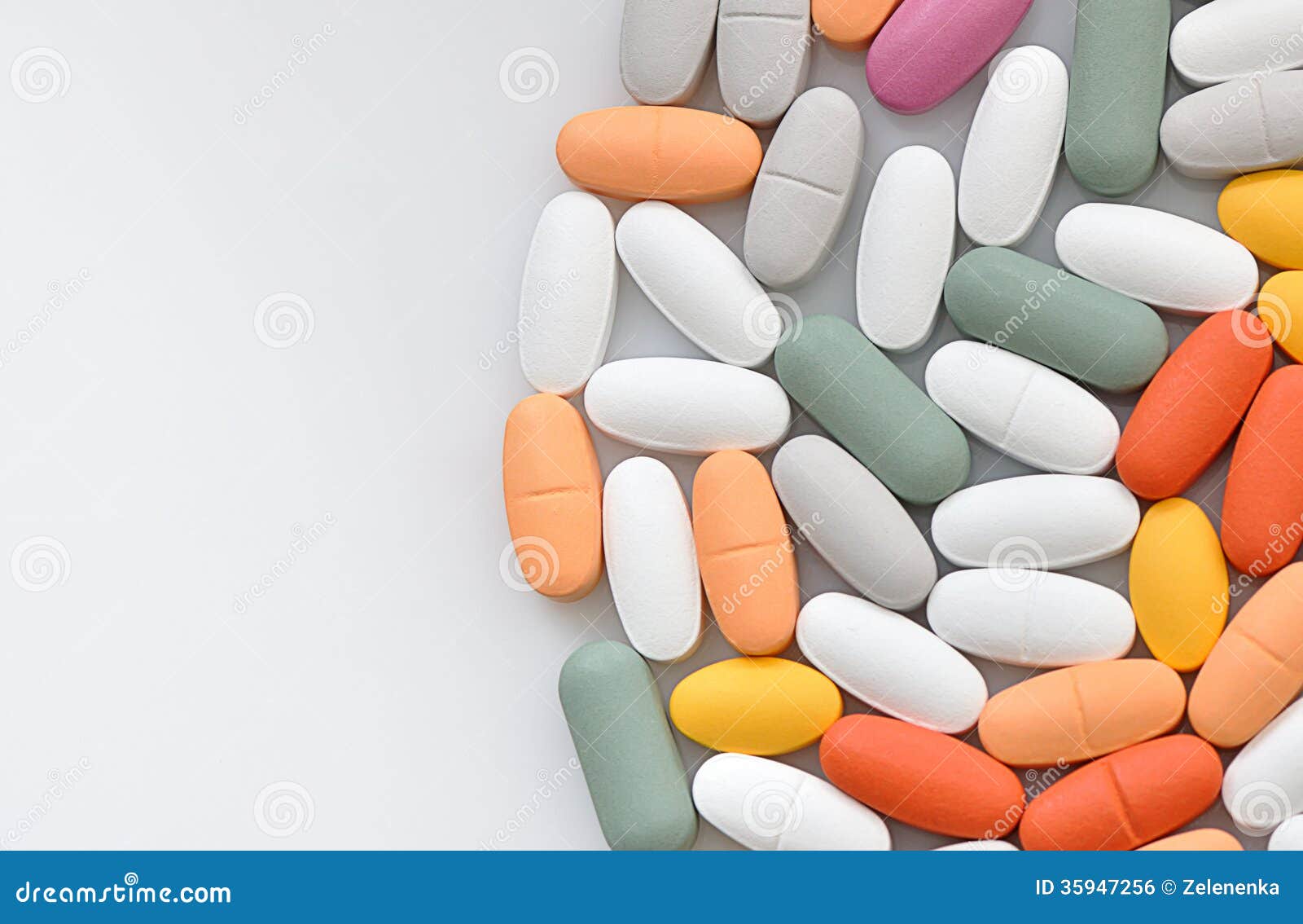 Pila Di Pillole Differenti Isolate Su Bianco Fotografia Stock ...