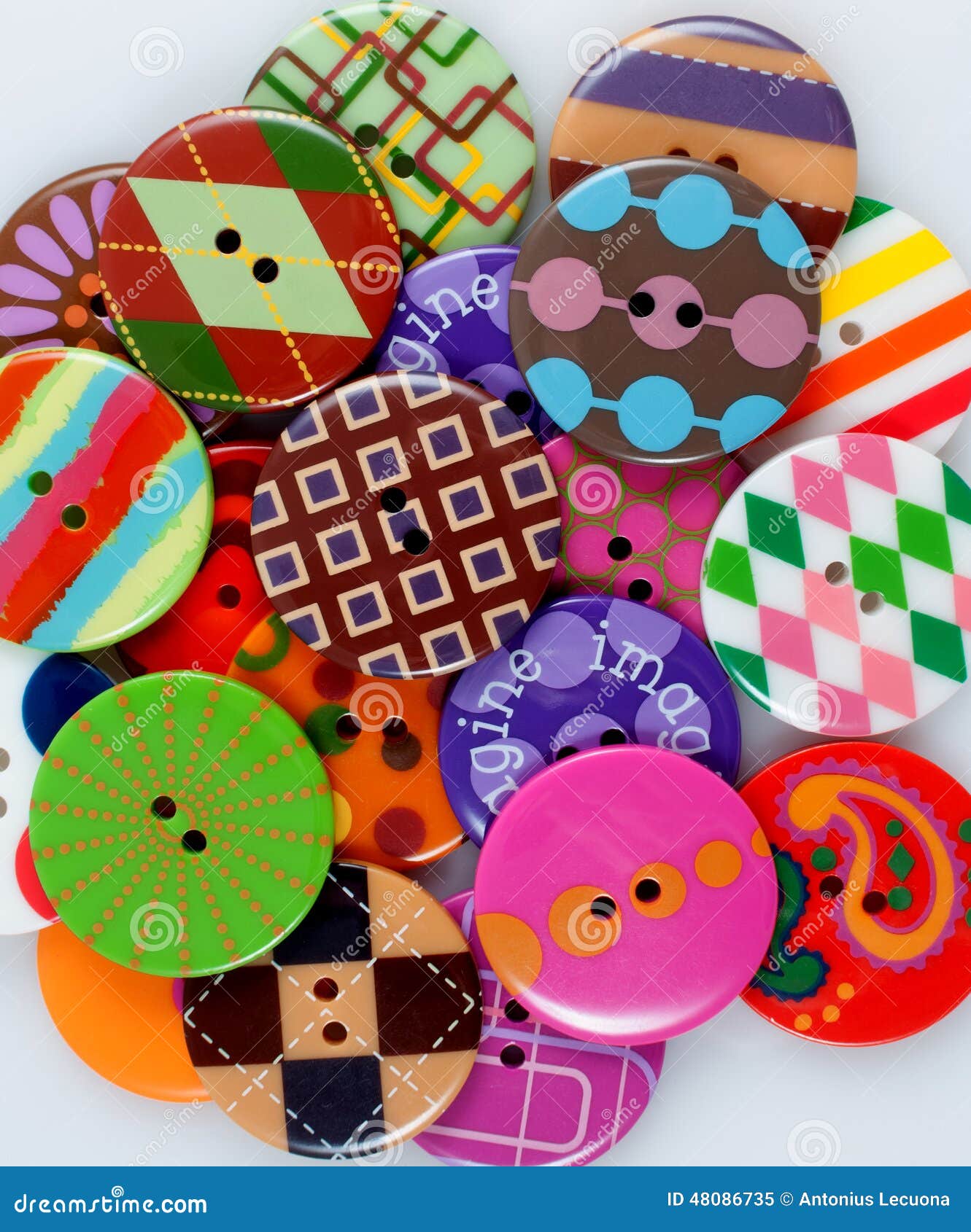 Pila enrrollada de botones imagen de archivo. Imagen de rojo - 48086735