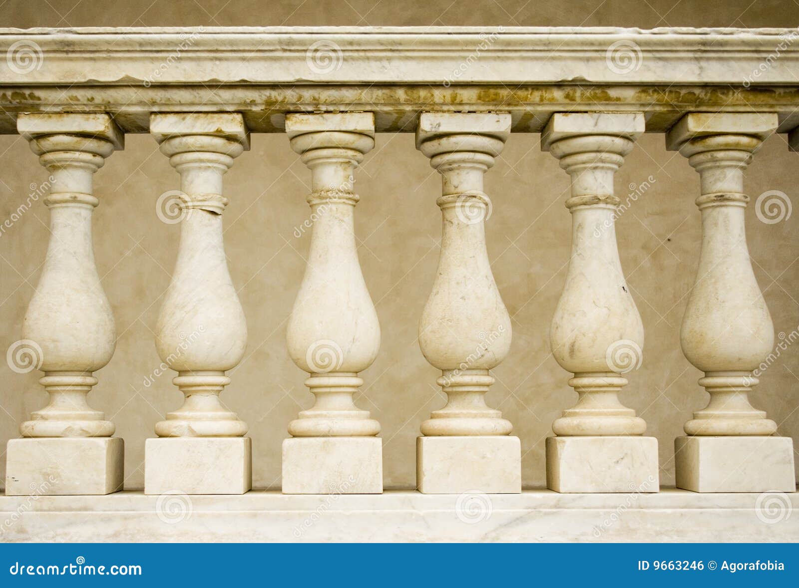 Pilares foto de archivo. Imagen de base, columnas, fila - 9663246