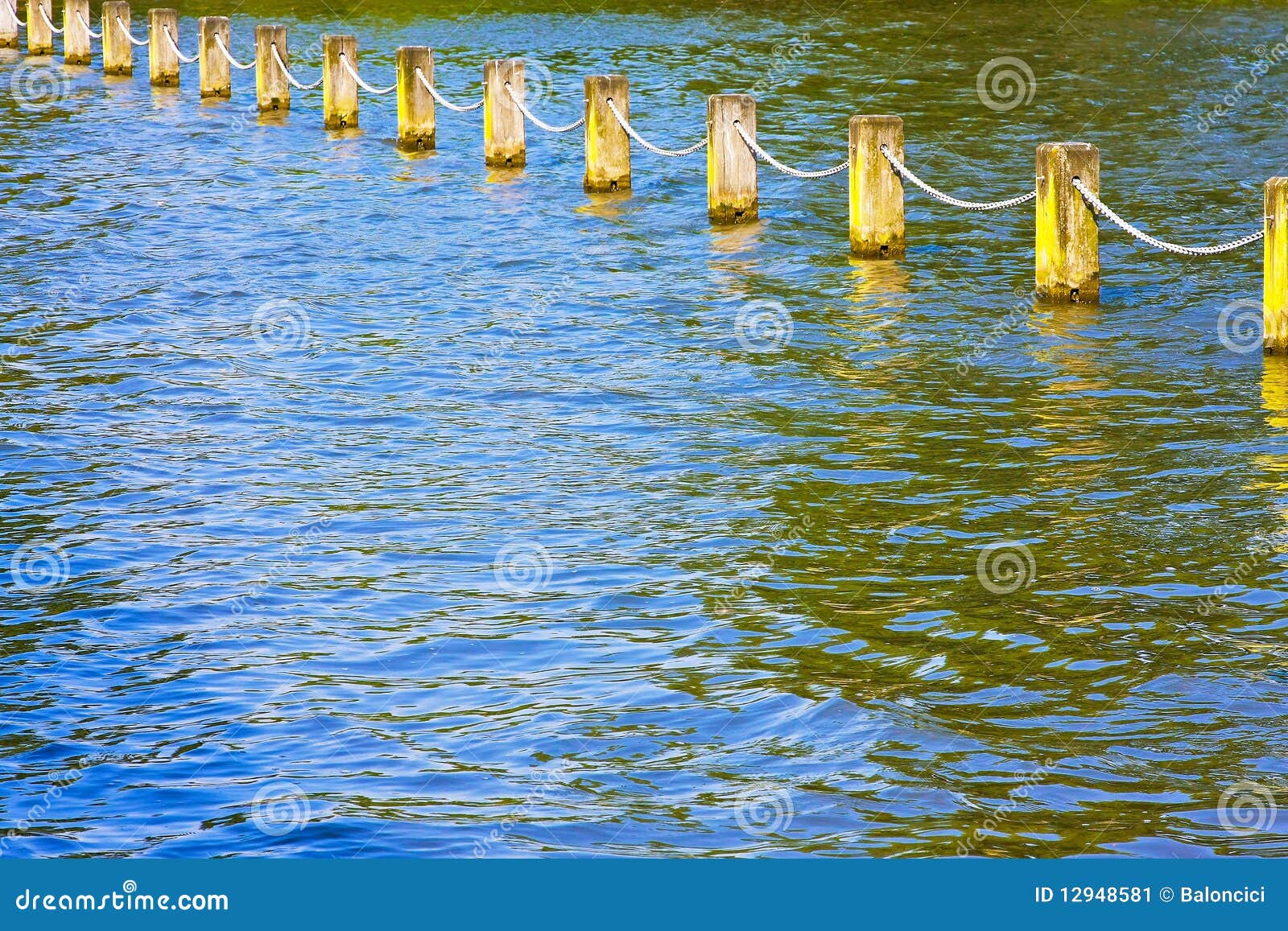 Pilares del lago imagen de archivo. Imagen de encadenamiento - 12948581