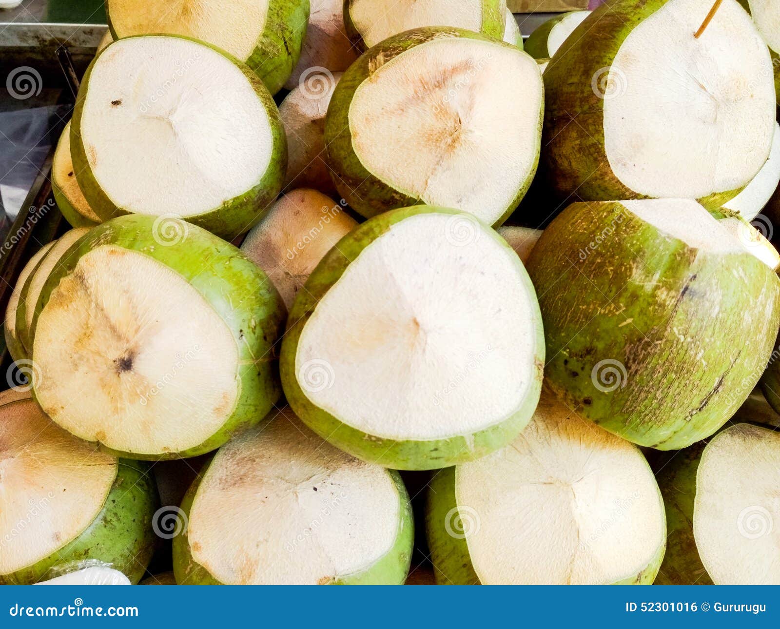 Pilas de coco joven foto de archivo. Imagen de bebida - 52301016