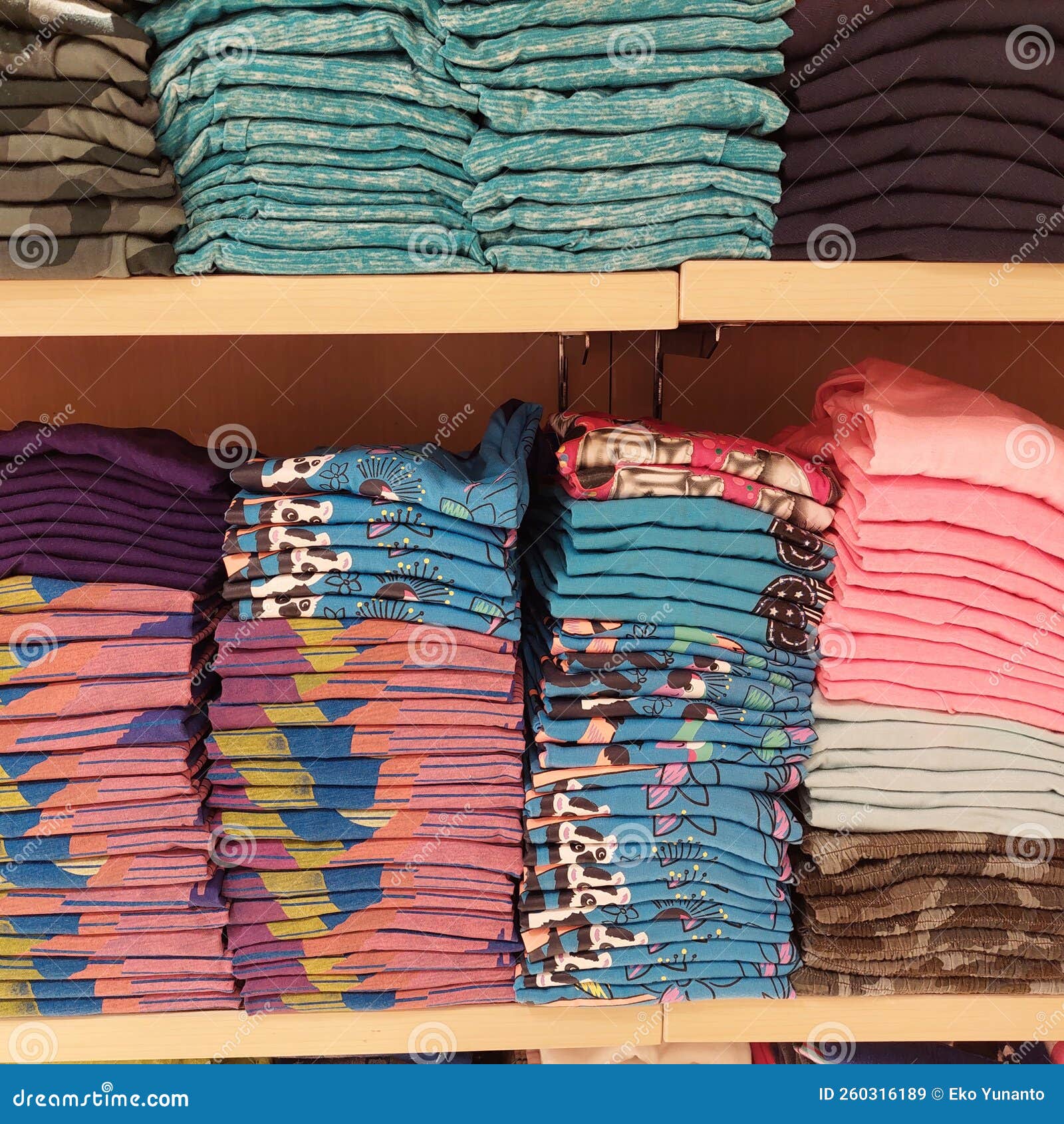 Pilas De Ropa Doblada De Forma Ordenada Para Atraer a Los Compradores ...