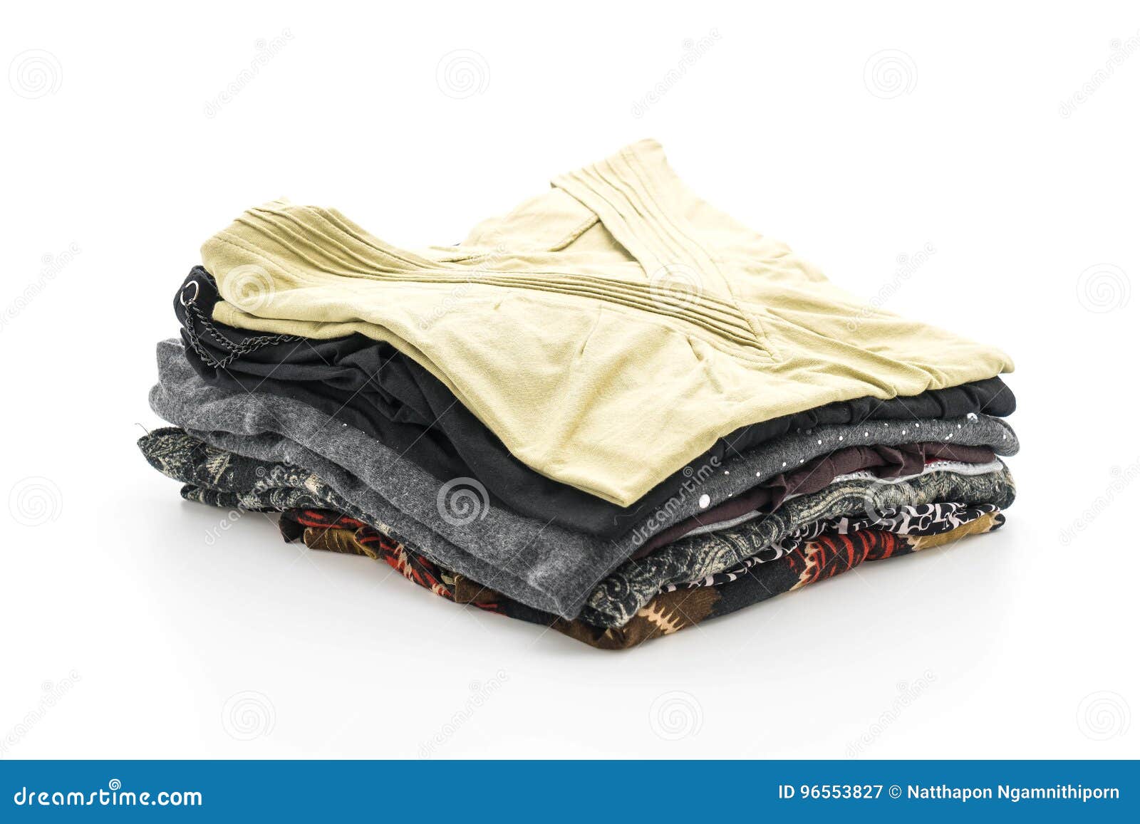 Pilas de ropa en blanco imagen de archivo. Imagen de desgaste - 96553827