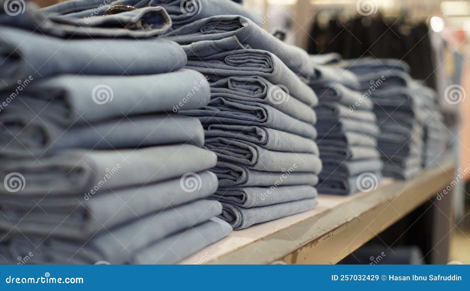 Pilas De Ropa Se Muestran En El Centro Comercial Imagen de archivo ...