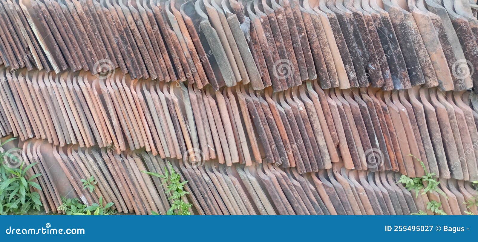 Pilas De Tejas Usadas Cuidadosamente Dispuestas Imagen de archivo ...