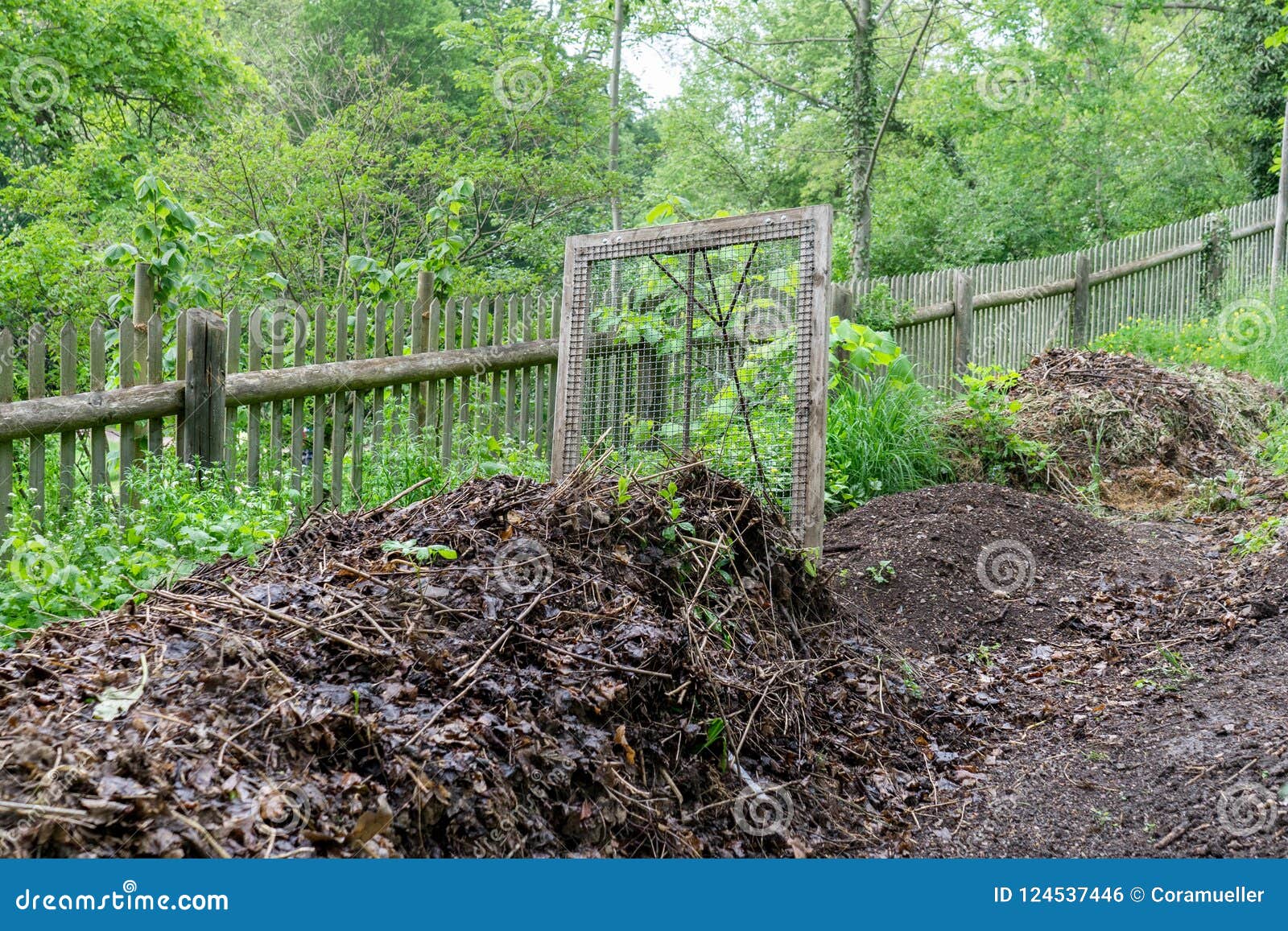 Pile avec le compost mûr photo stock. Image du jardinage - 124537446