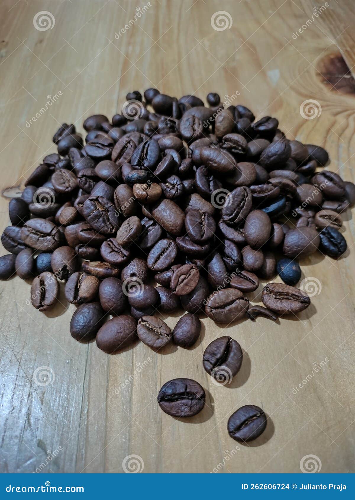 Pile Coffee Beans in Wooden Tabble Stock Photo - Image of tabble, pile ...