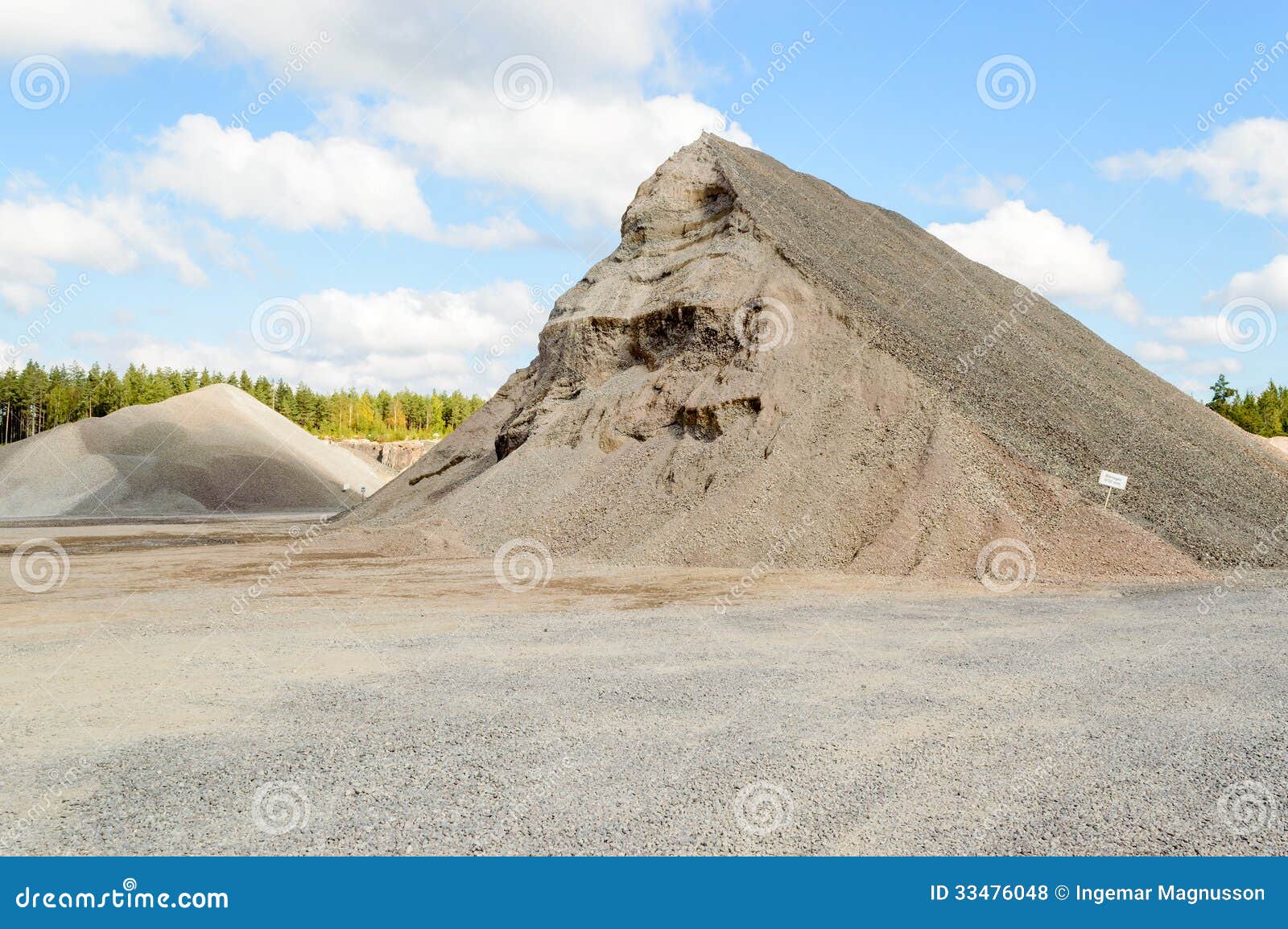 Pile de ballast photo stock. Image du tarmac, escarpé - 33476048