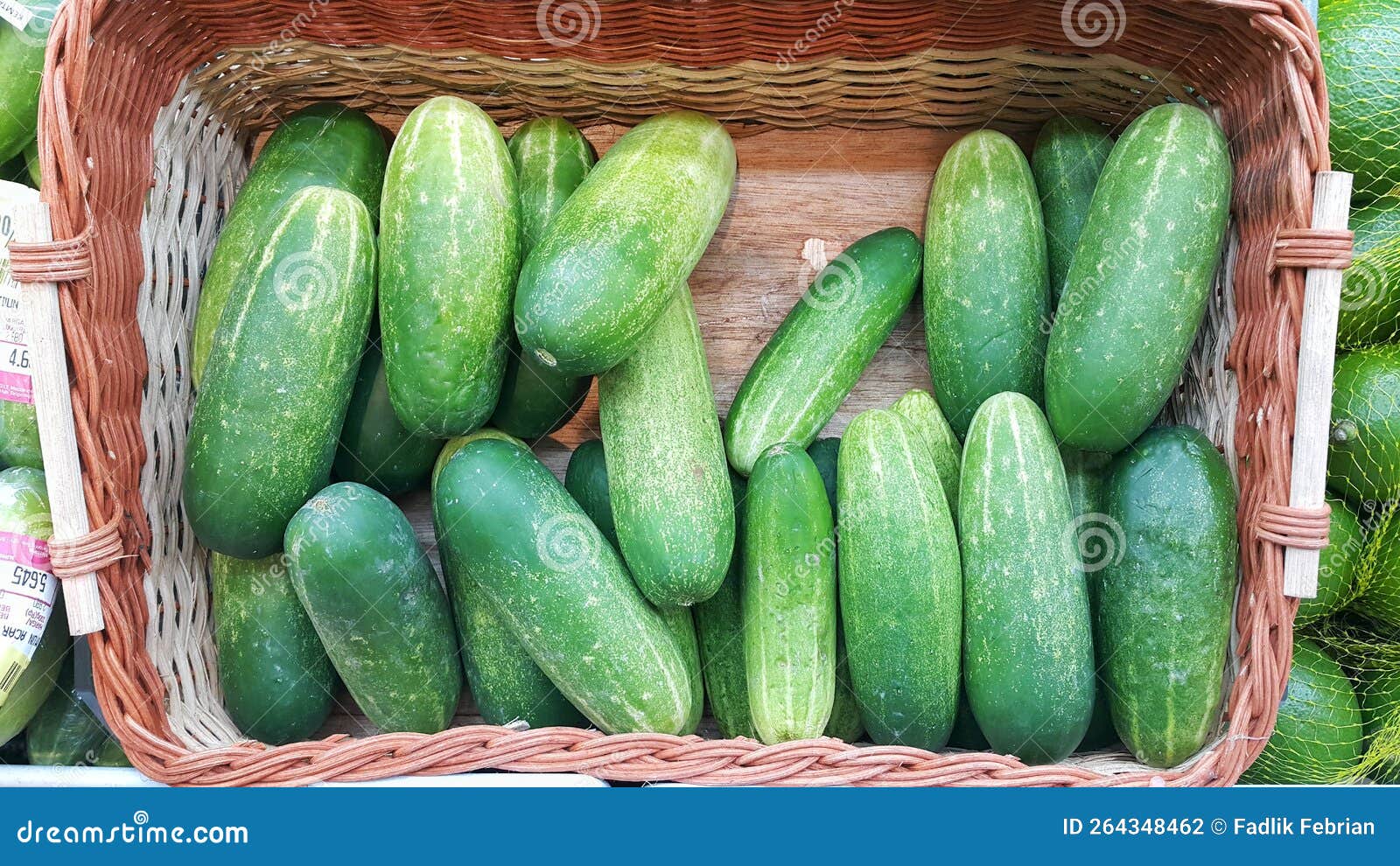 Pile De Concombres Ou De Concombres Sativus Dans Le Panier Photo stock ...