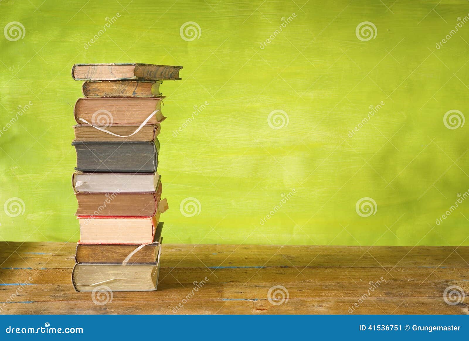 Pile de livres image stock. Image du bleu, livre, bibliothèque - 41536751
