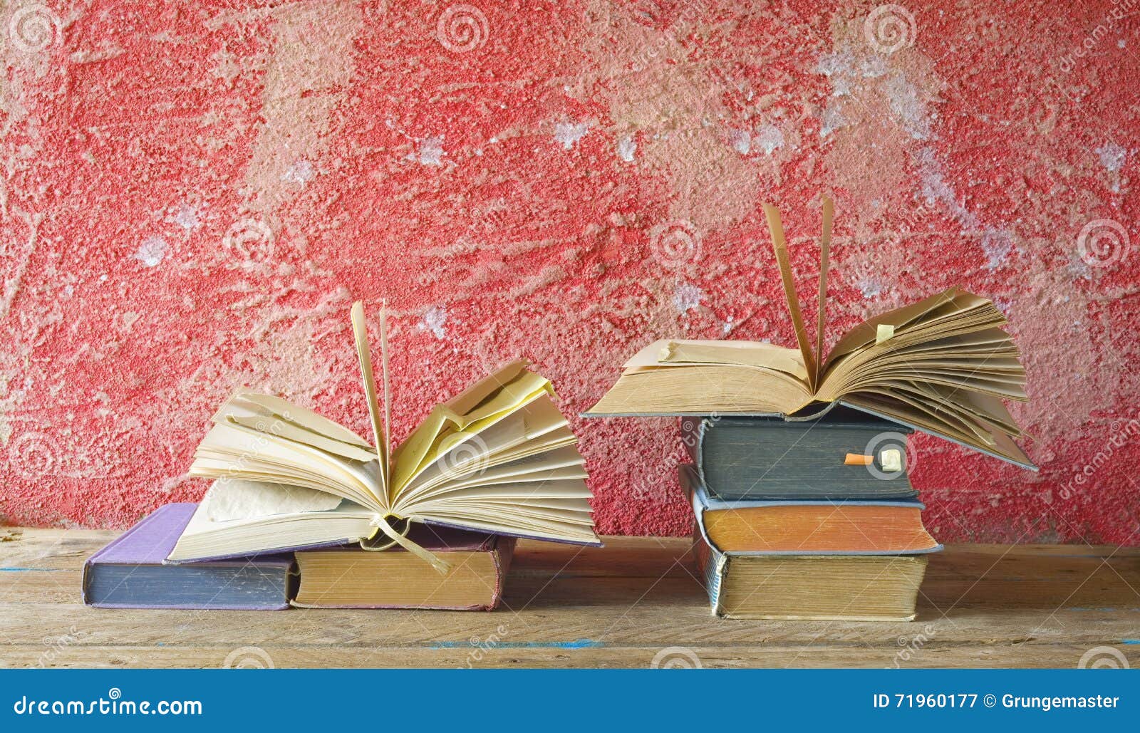 Pile de livres ouverts image stock. Image du page, livres - 71960177