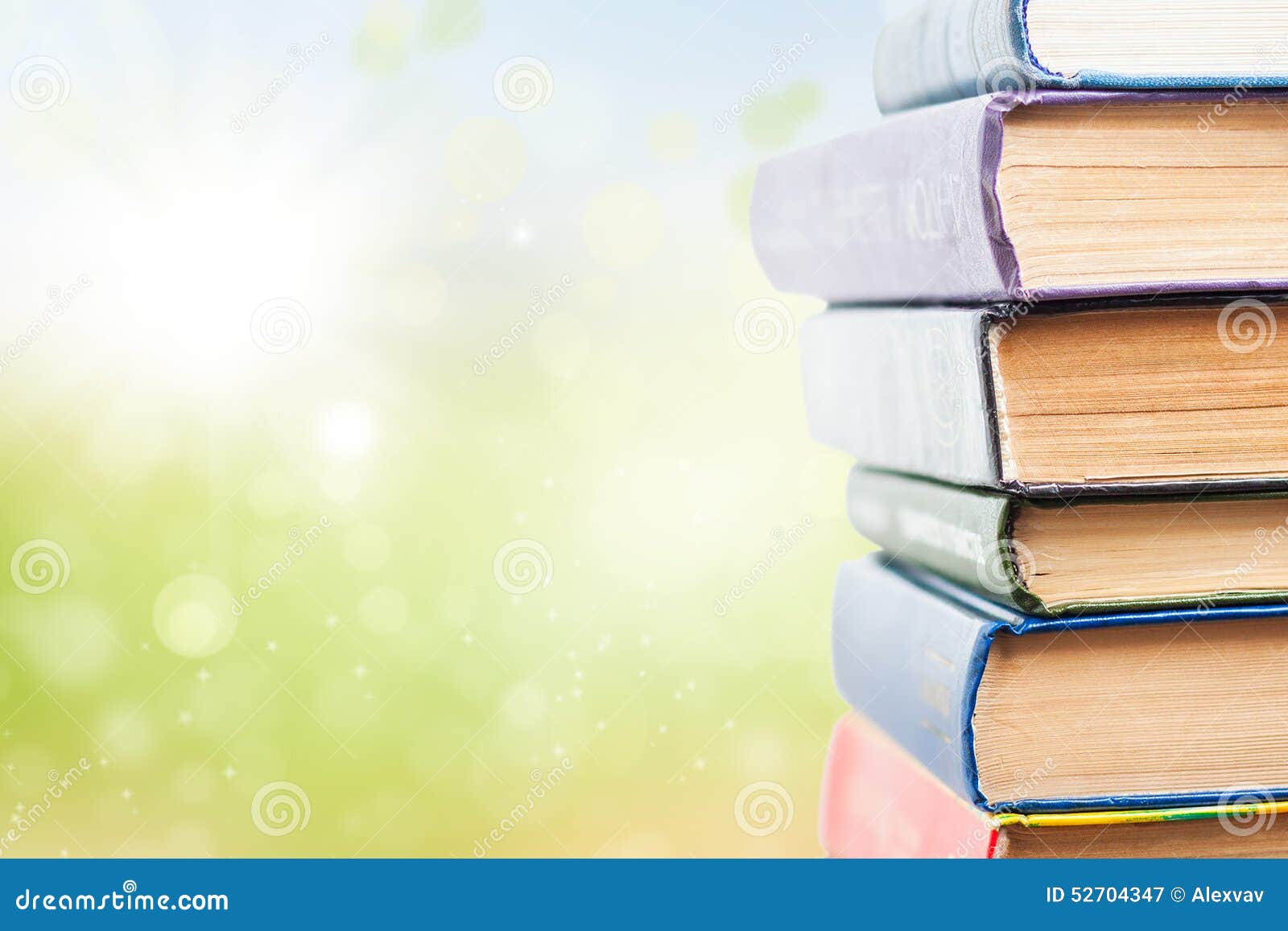 Pile De Livres Sur Le Fond Vert Image stock - Image du vieux, rayons ...