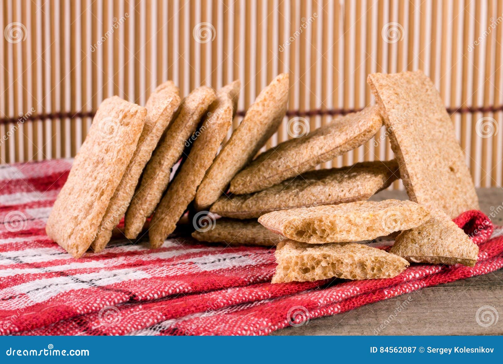 Pile De Pain Croquant Sur Une Table En Bois Image stock - Image du ...