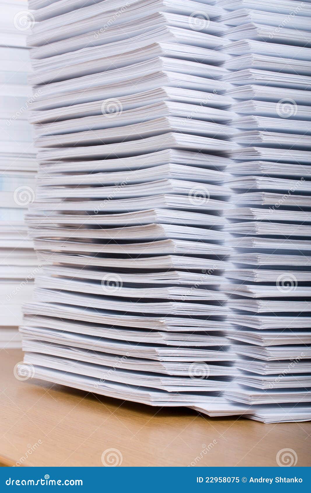 Pile de papier image stock. Image du éducation, document - 22958075