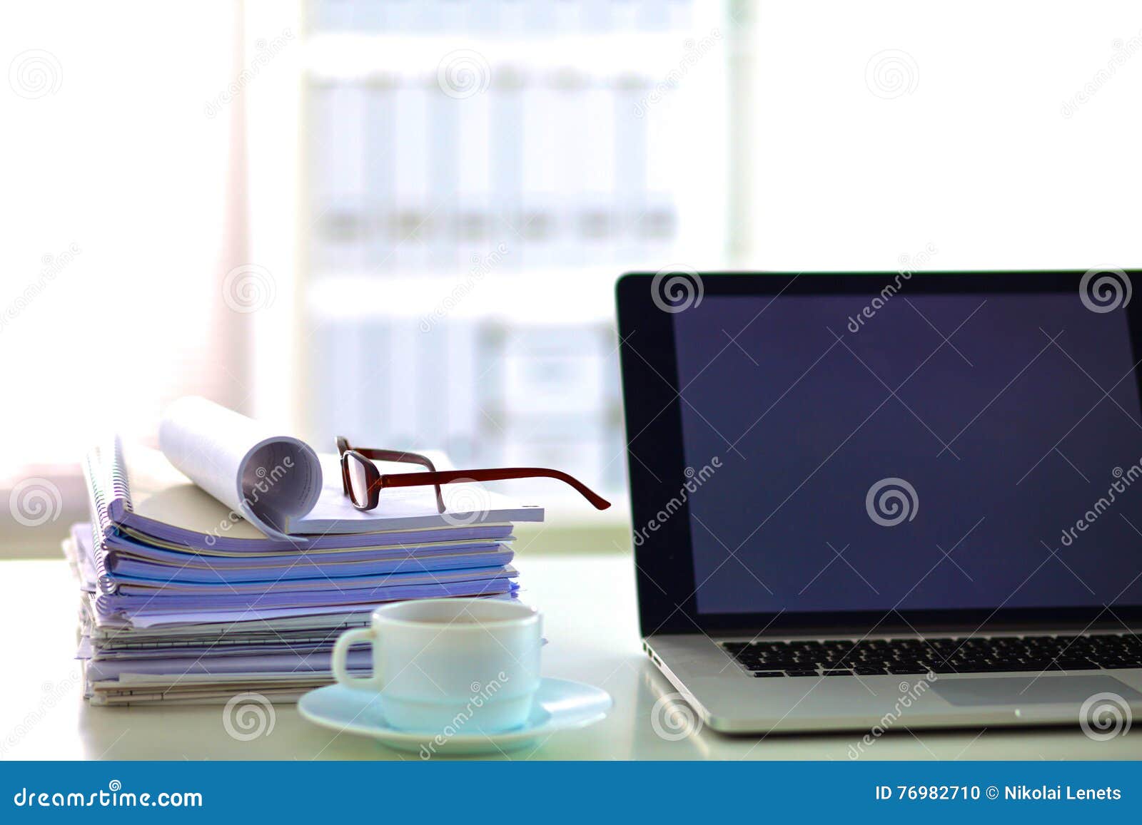 Pile De Papiers Sur Le Bureau Avec L'ordinateur Photo stock - Image du ...