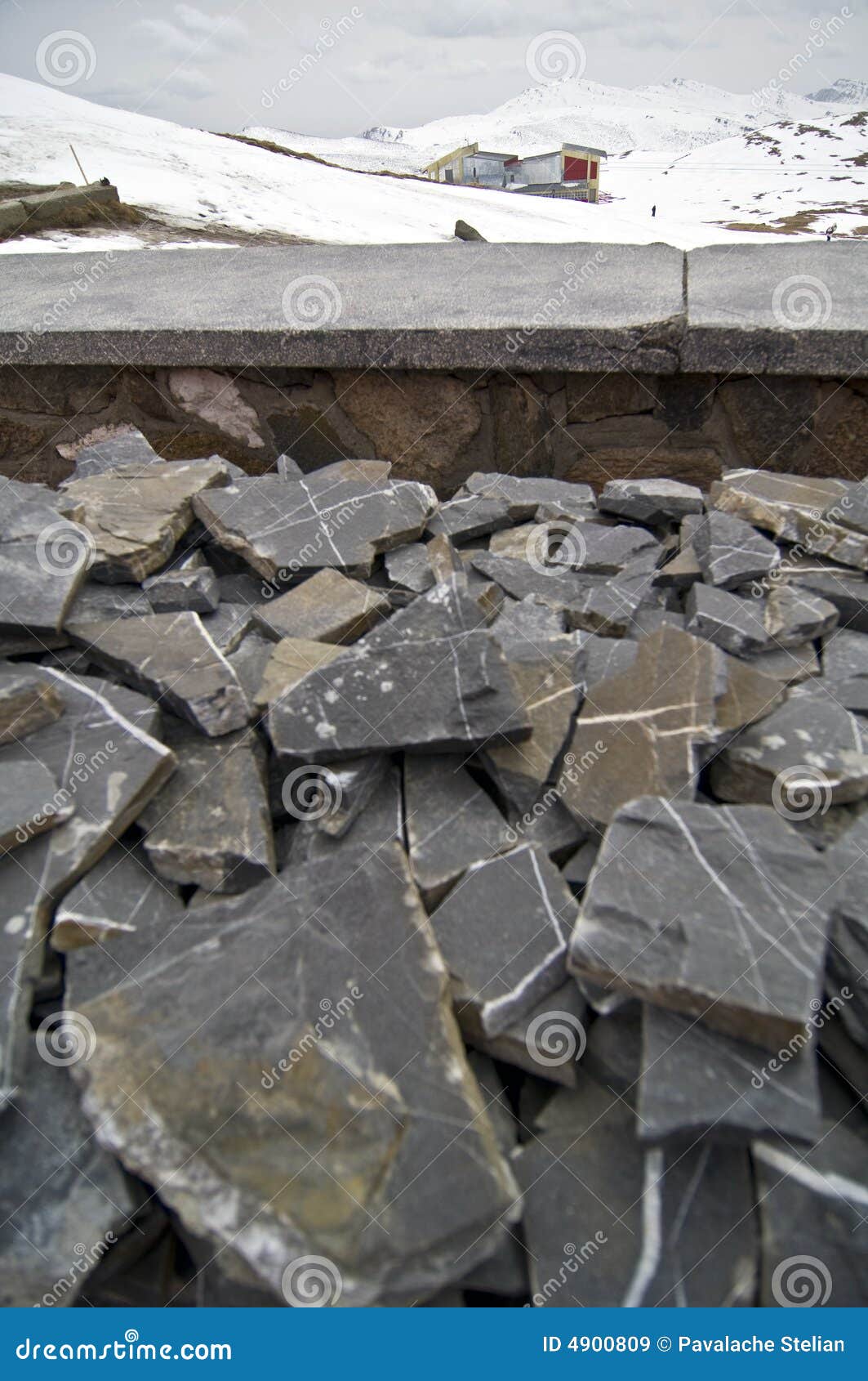 Pile De Roche D'ardoise Sur La Montagne Image stock - Image du froid ...