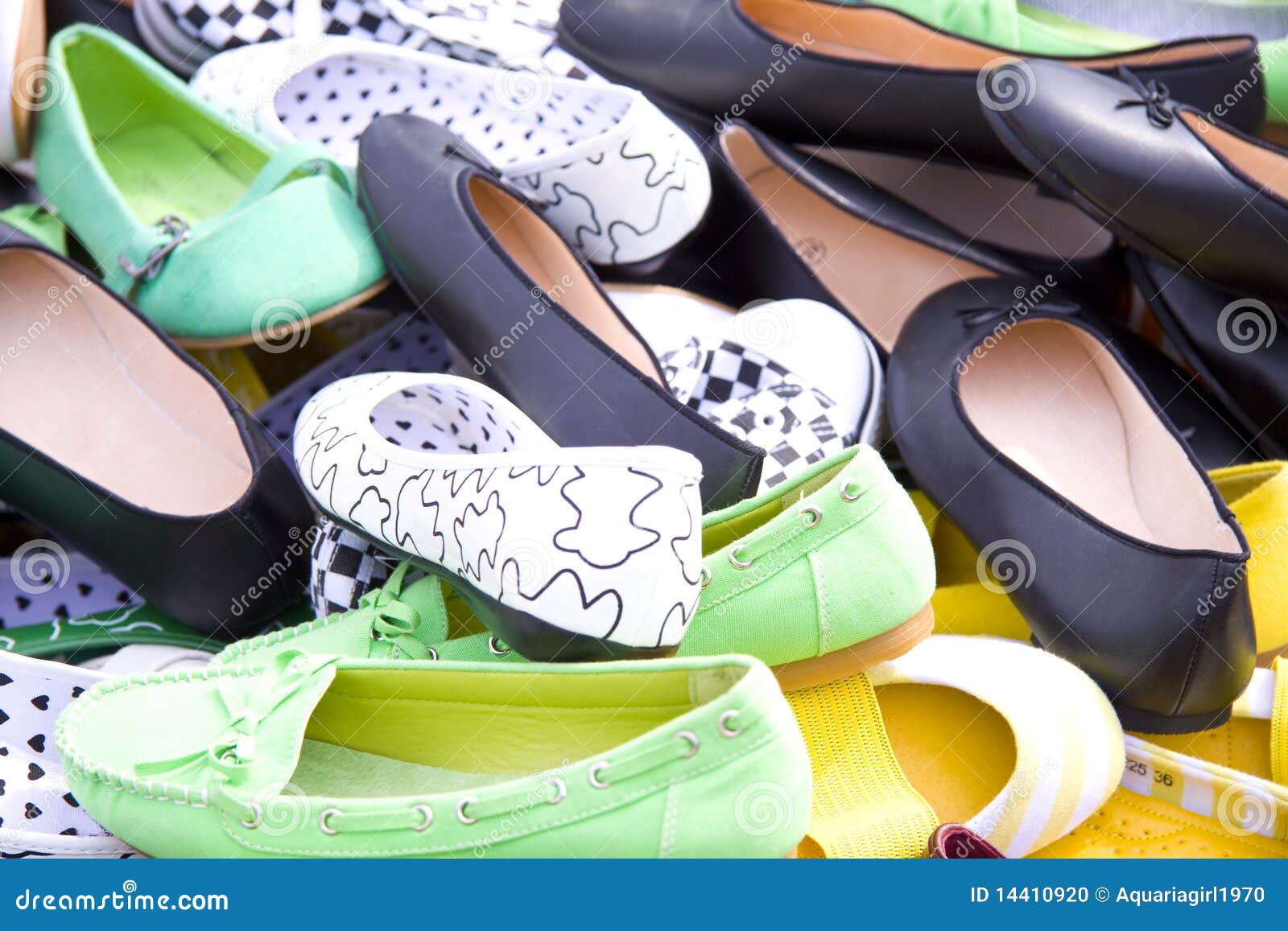 Pile des chaussures photo stock. Image du noir, vert - 14410920