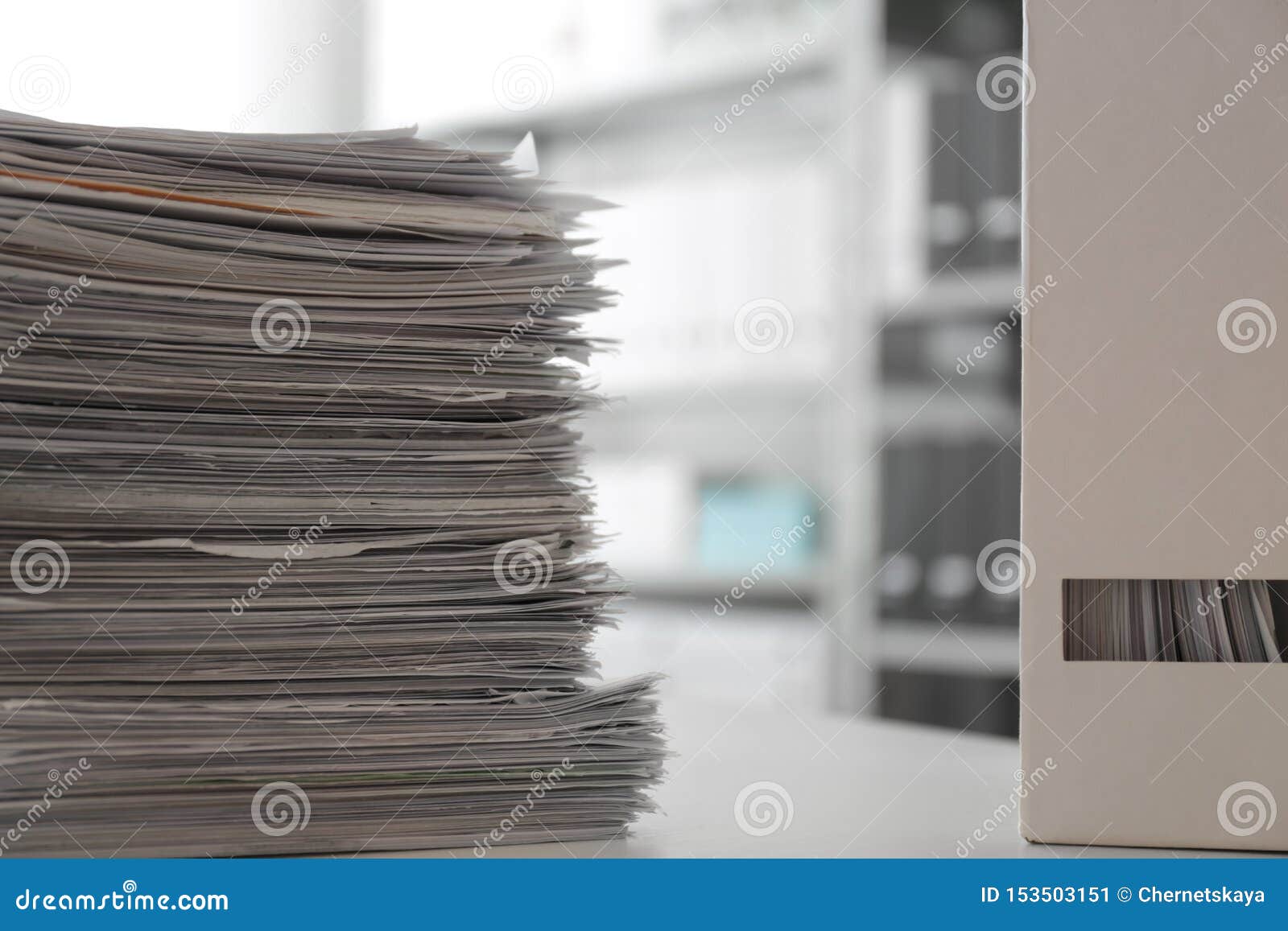 Pile Des Documents Et Du Dossier Avec Des Papiers Sur La Table Image ...