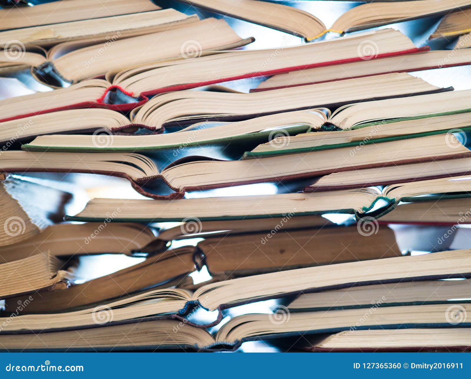 Pile Des Livres Ouverts Sur La Table Photo stock - Image du texte ...