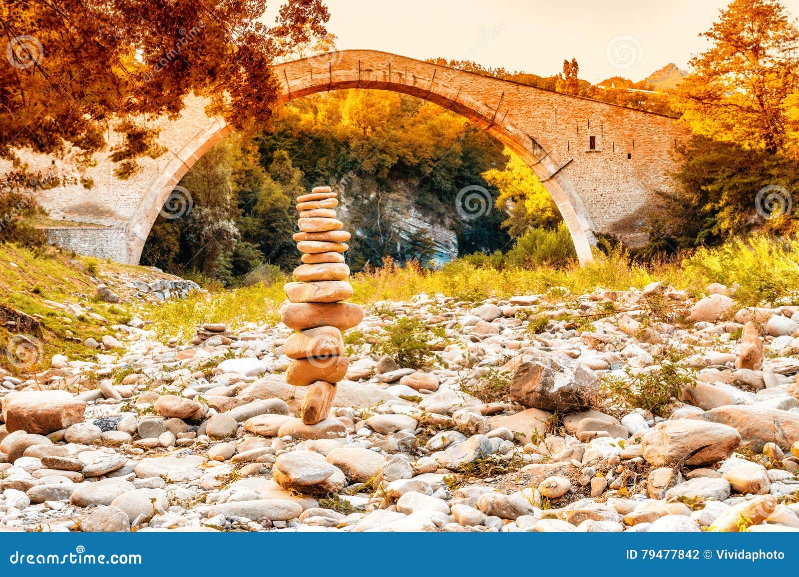Pile Des Pierres Et Du Pont De Bossu Photo stock - Image du pile ...