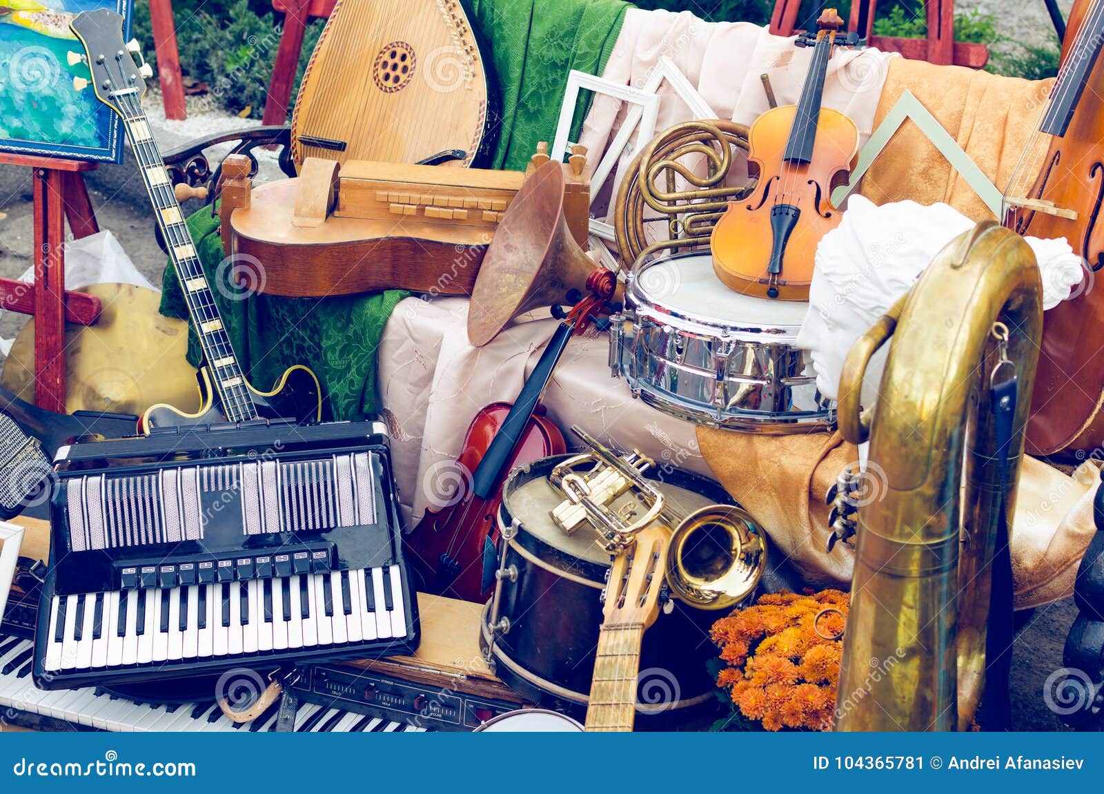 222 Old Folk Stringed Musical Instruments Stock Photos - Free & Royalty ...