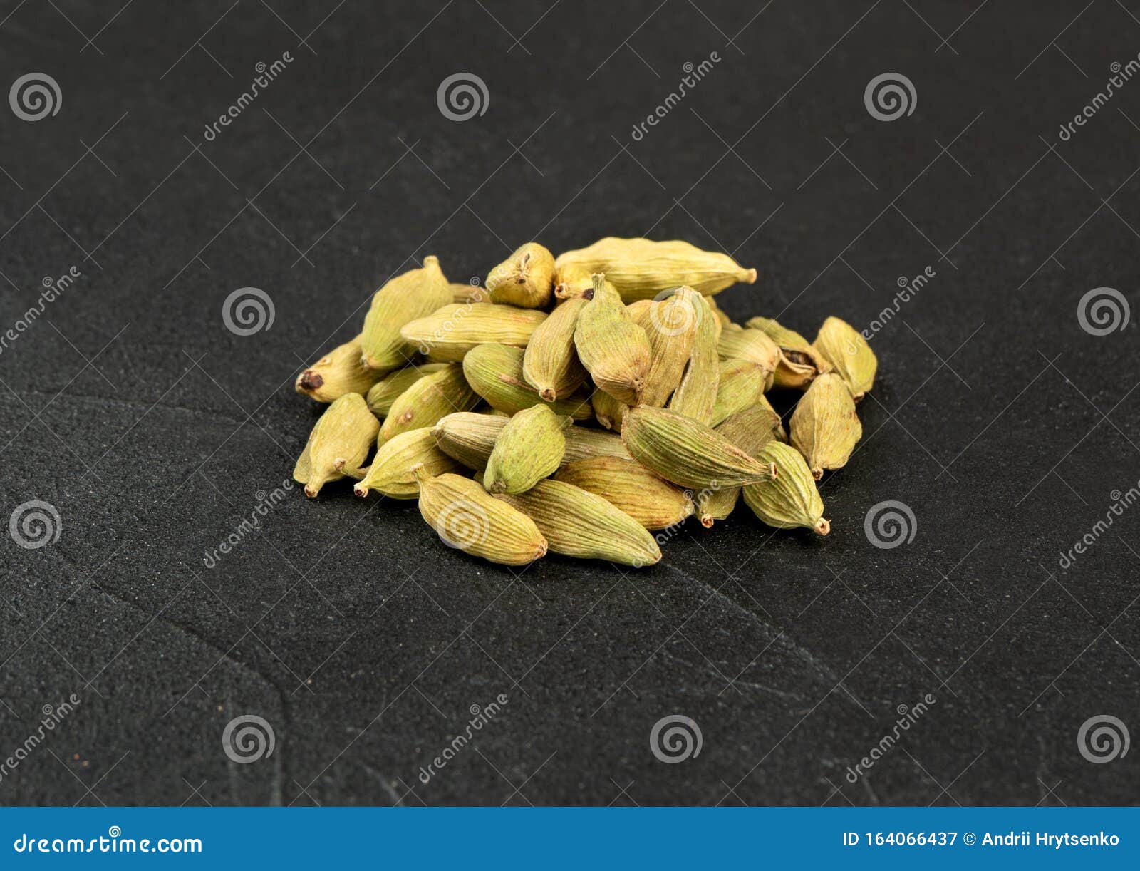 Pile dry cardamom stock image. Image of flavoring, green - 164066437