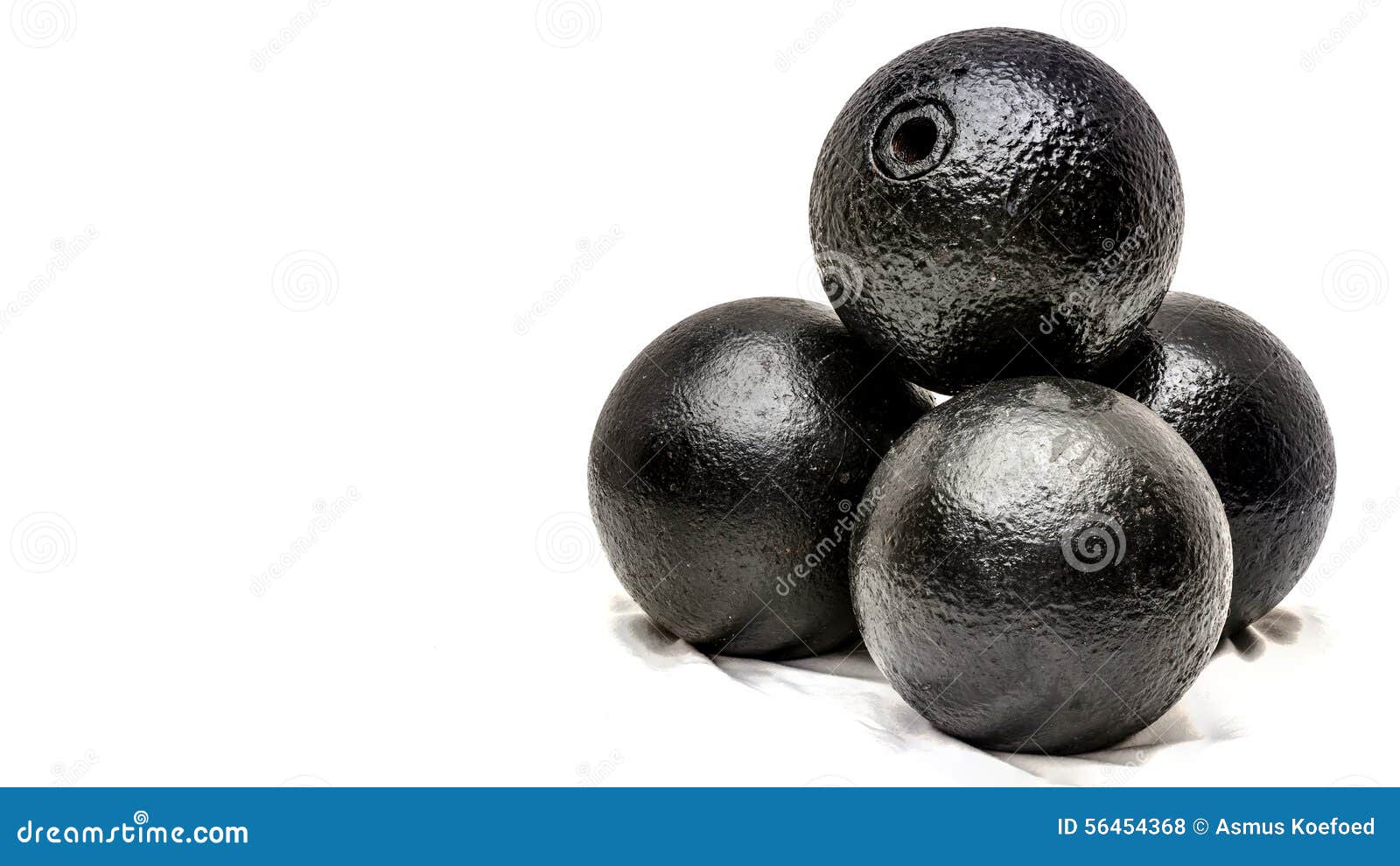 Pile Explosive De Boule De Canon Photo stock - Image du siècle, trou ...