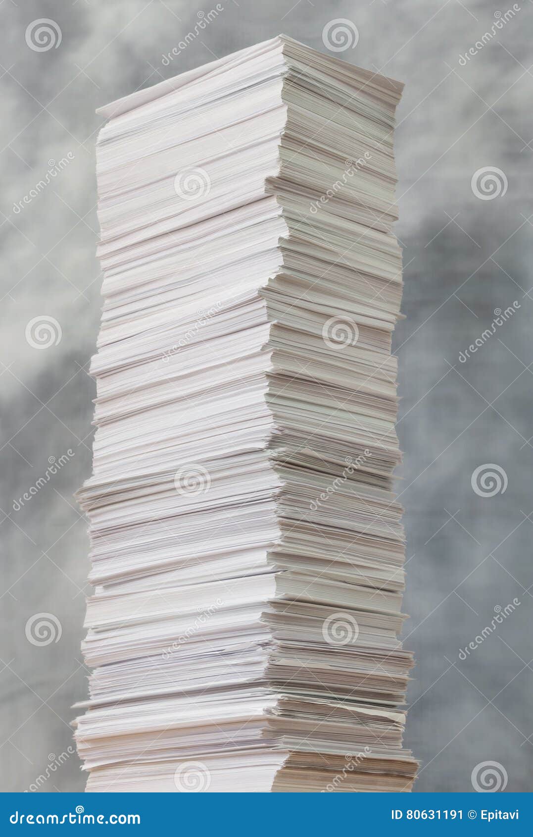 Pile grande de papier image stock. Image du organisation - 80631191