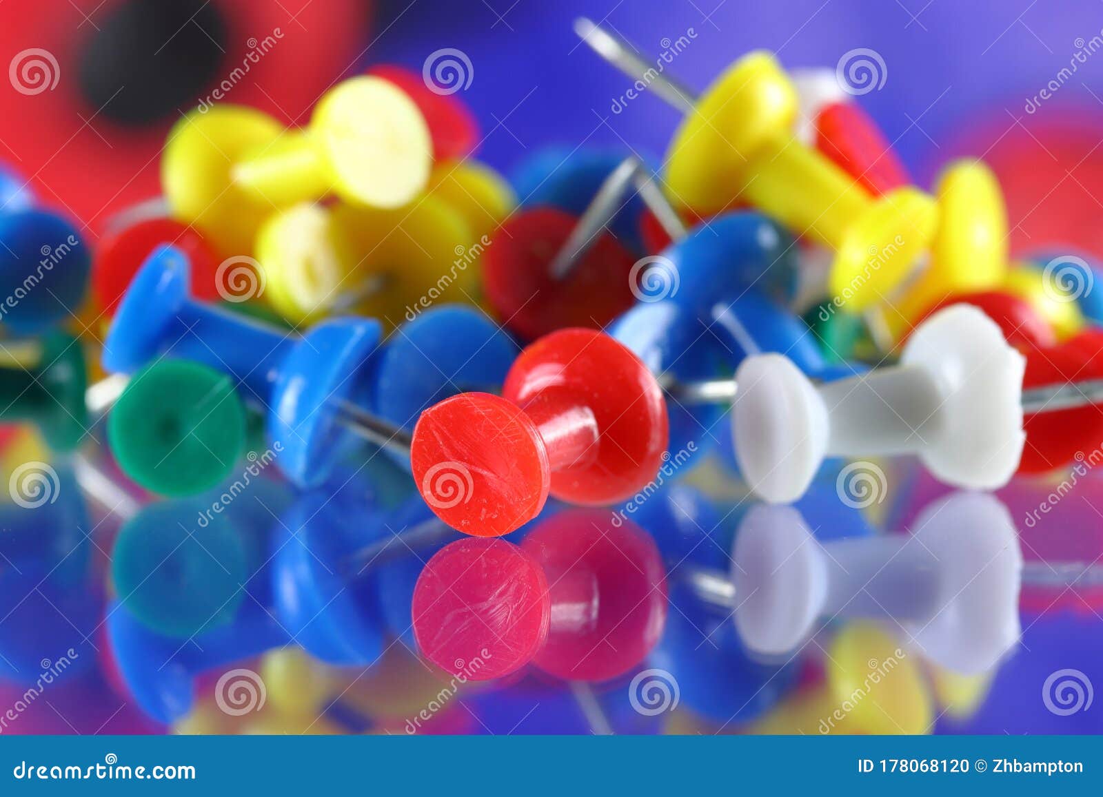 A Pile of Jumbled Drawing Pins Stock Photo - Image of green, pins ...