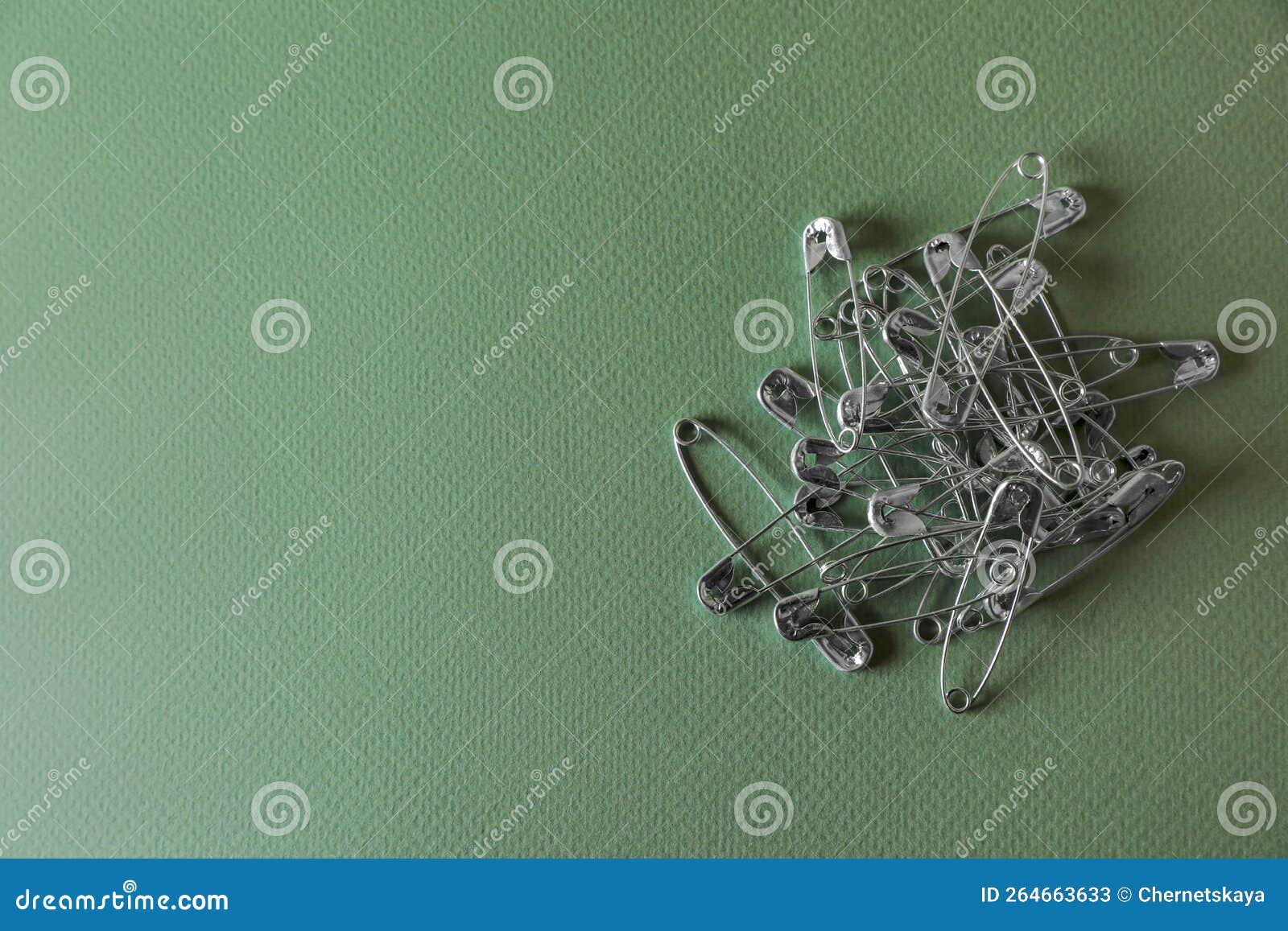 Pile of Safety Pins on Green Background, Flat Lay. Space for Text Stock ...