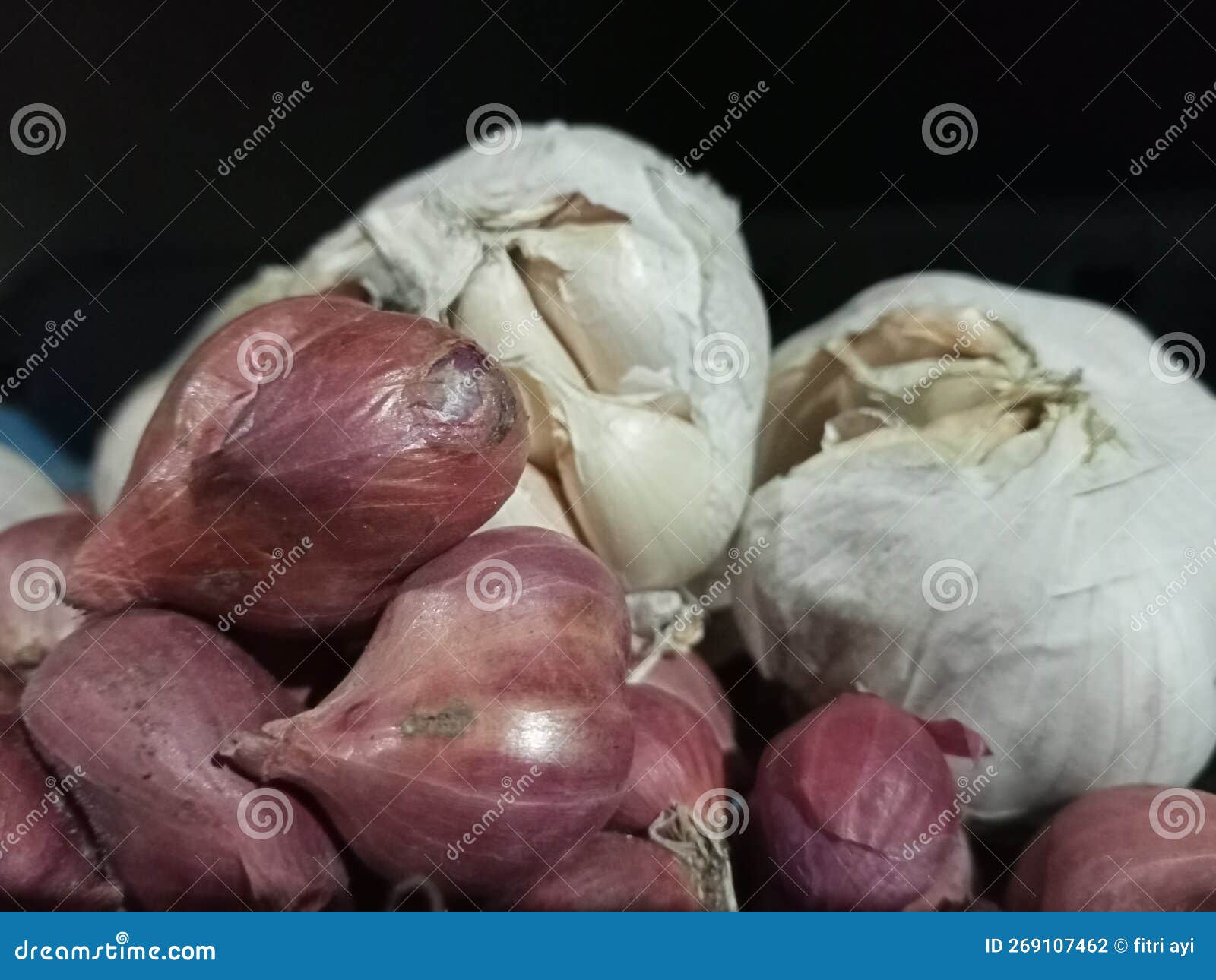 Pile of Shallots and Garlic with Wilted Skins Stock Photo - Image of ...